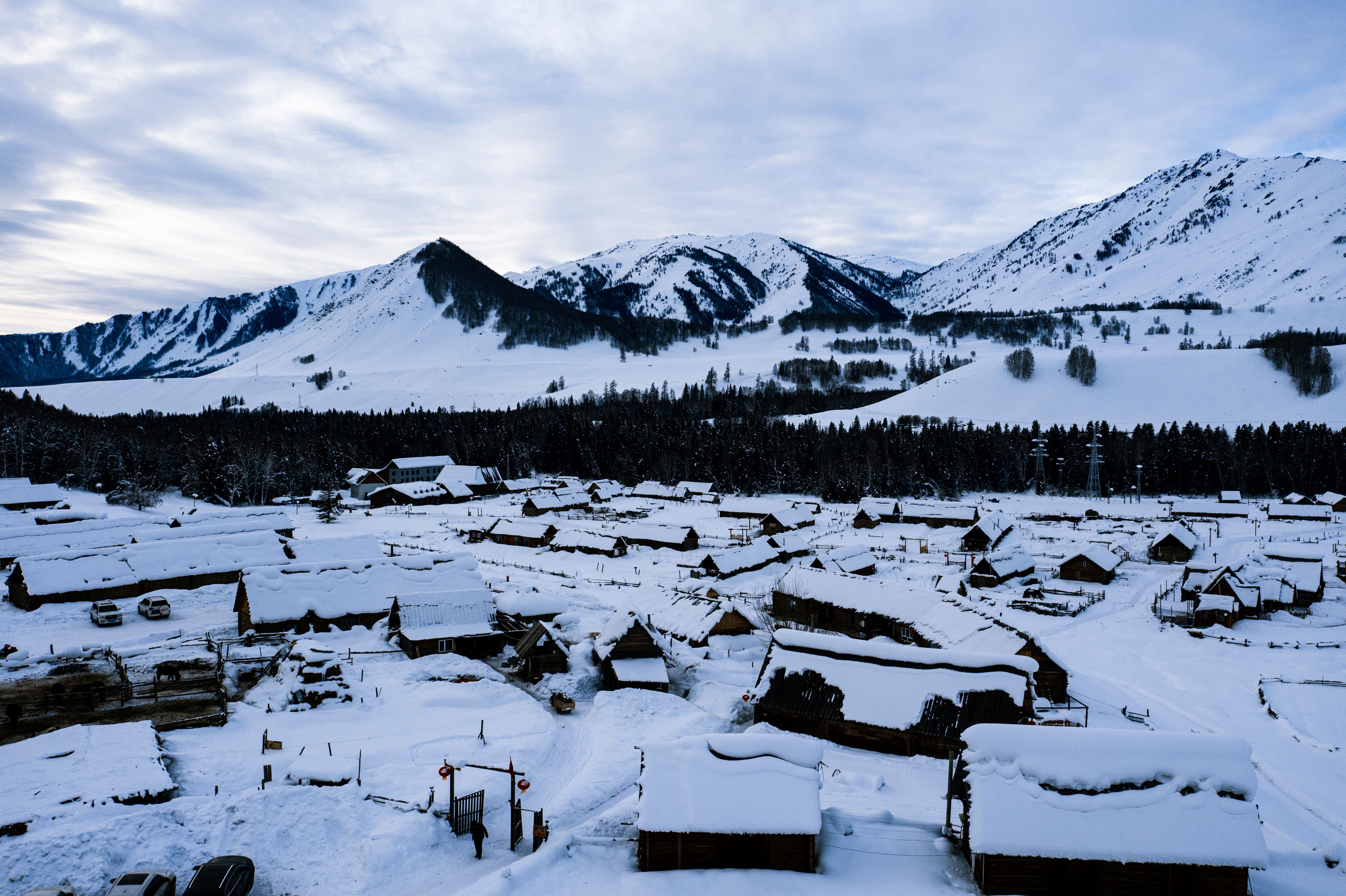 Snow Covered Houses Beside the Mountain · Free Stock Photo