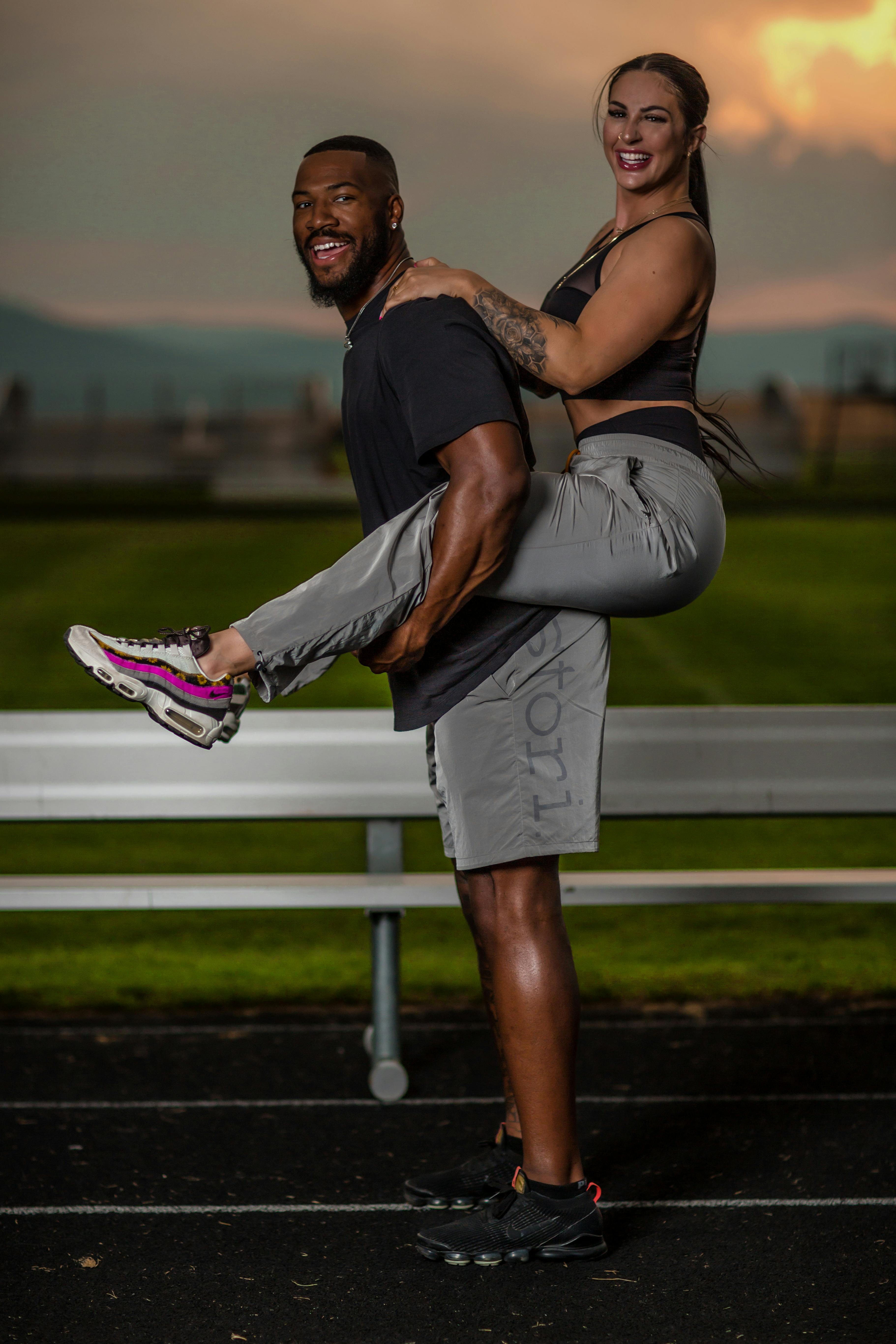 Man Carrying a Woman on His Back · Free Stock Photo