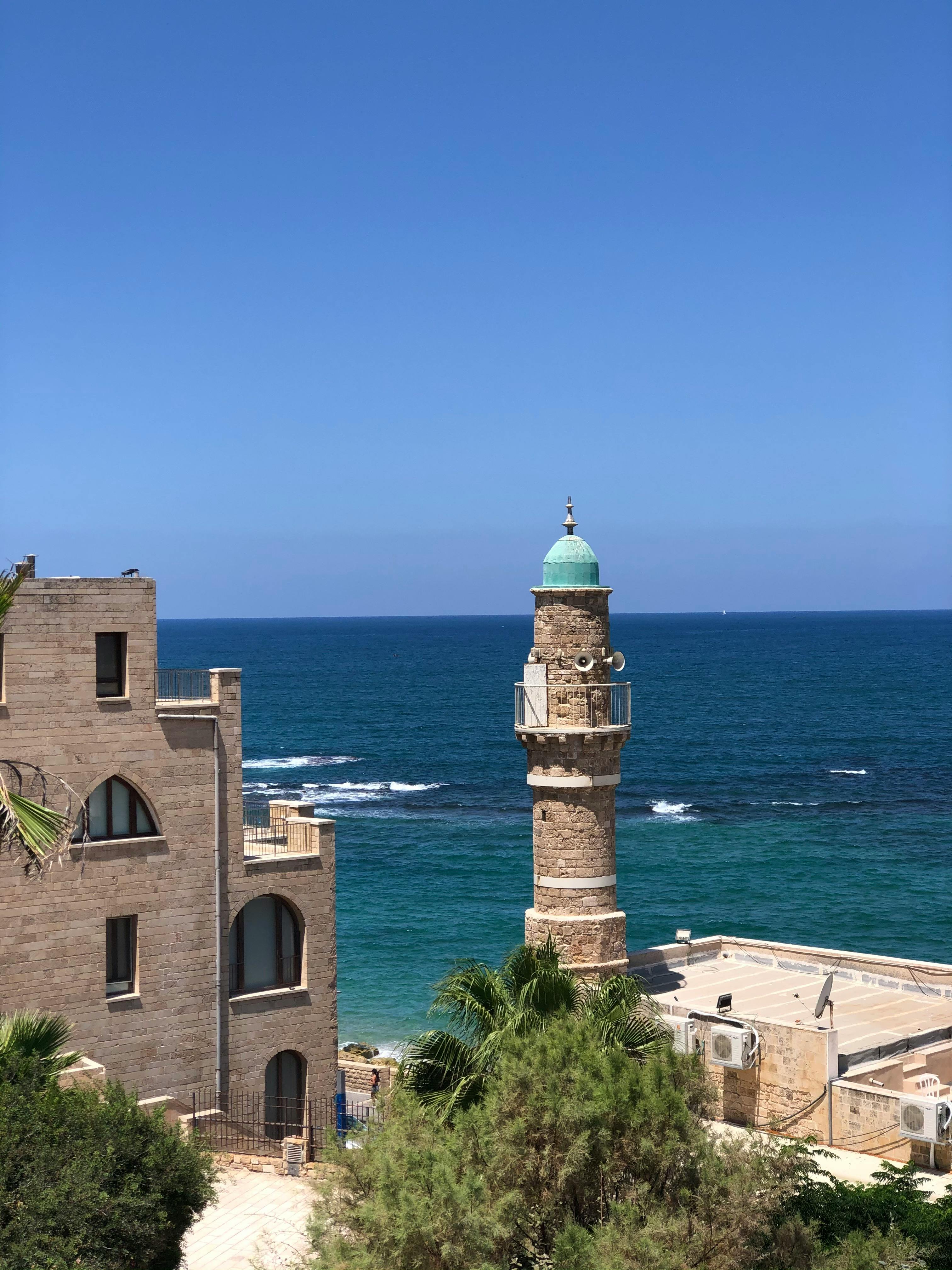 Mosque Building Beside the Ocean · Free Stock Photo
