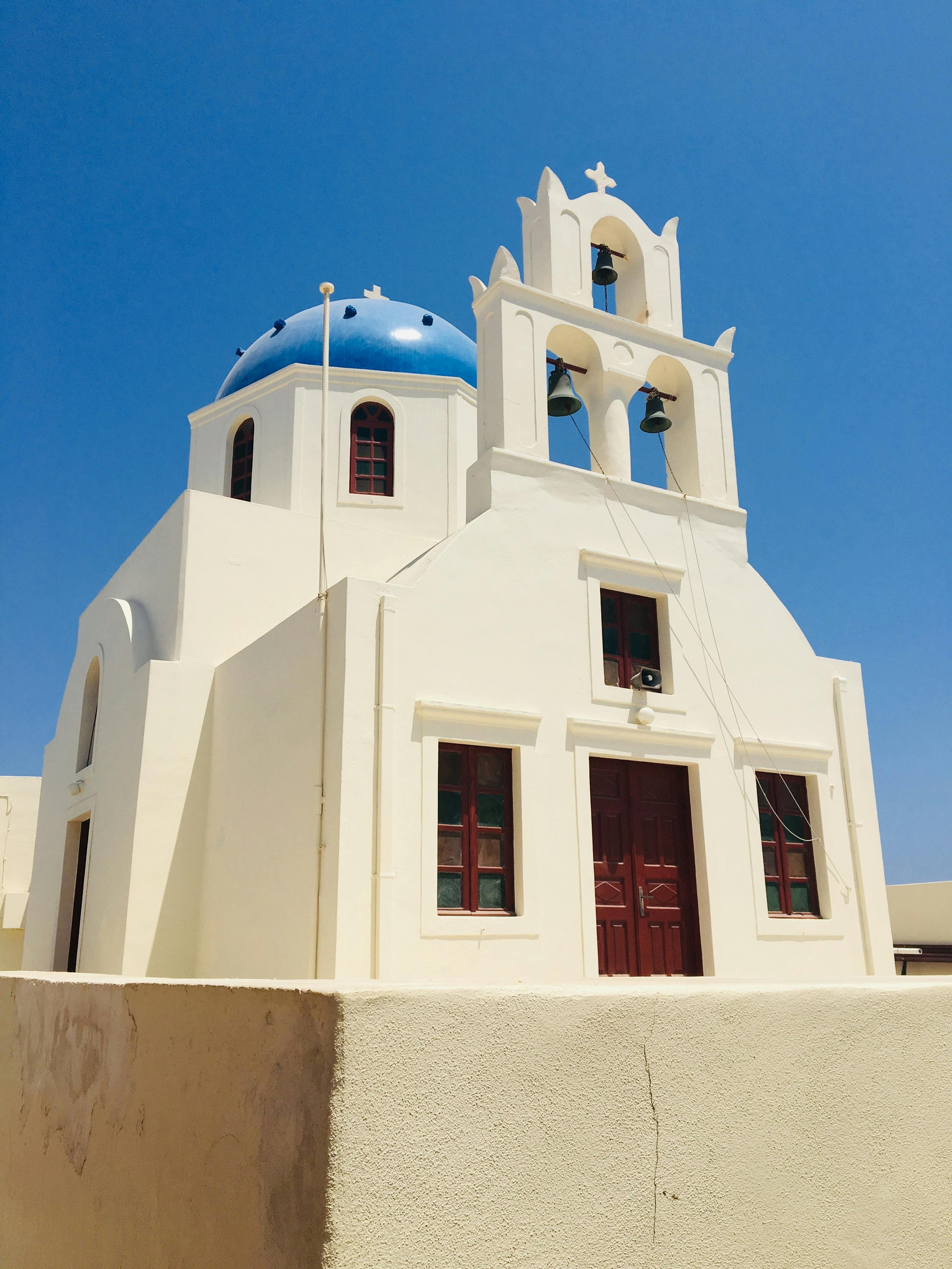 White Church Building under Clear Blue Sky · Free Stock Photo