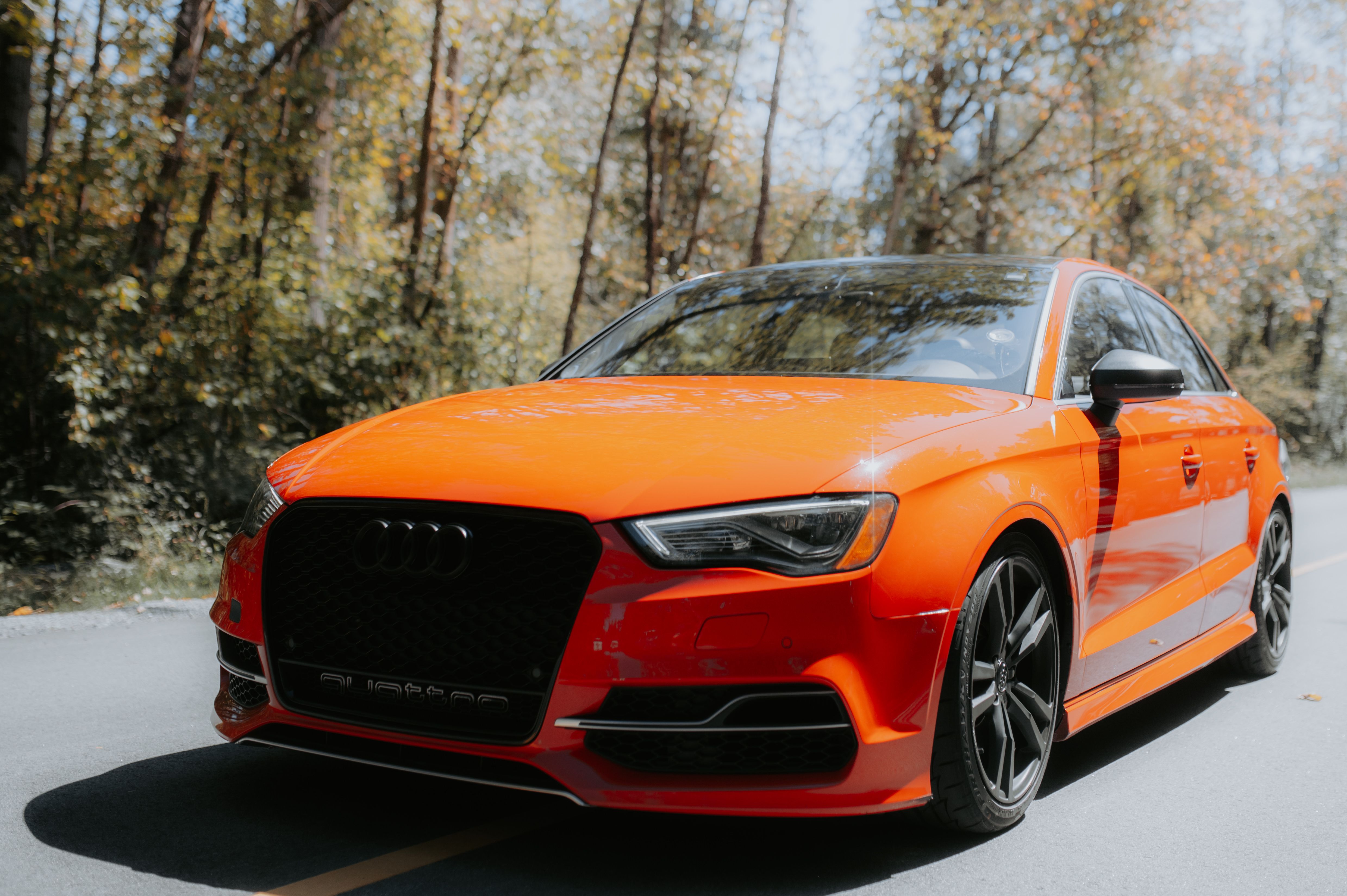 Audi R8 Coupe Vermelho E Preto Estacionado Próximo A Um Prédio De ...