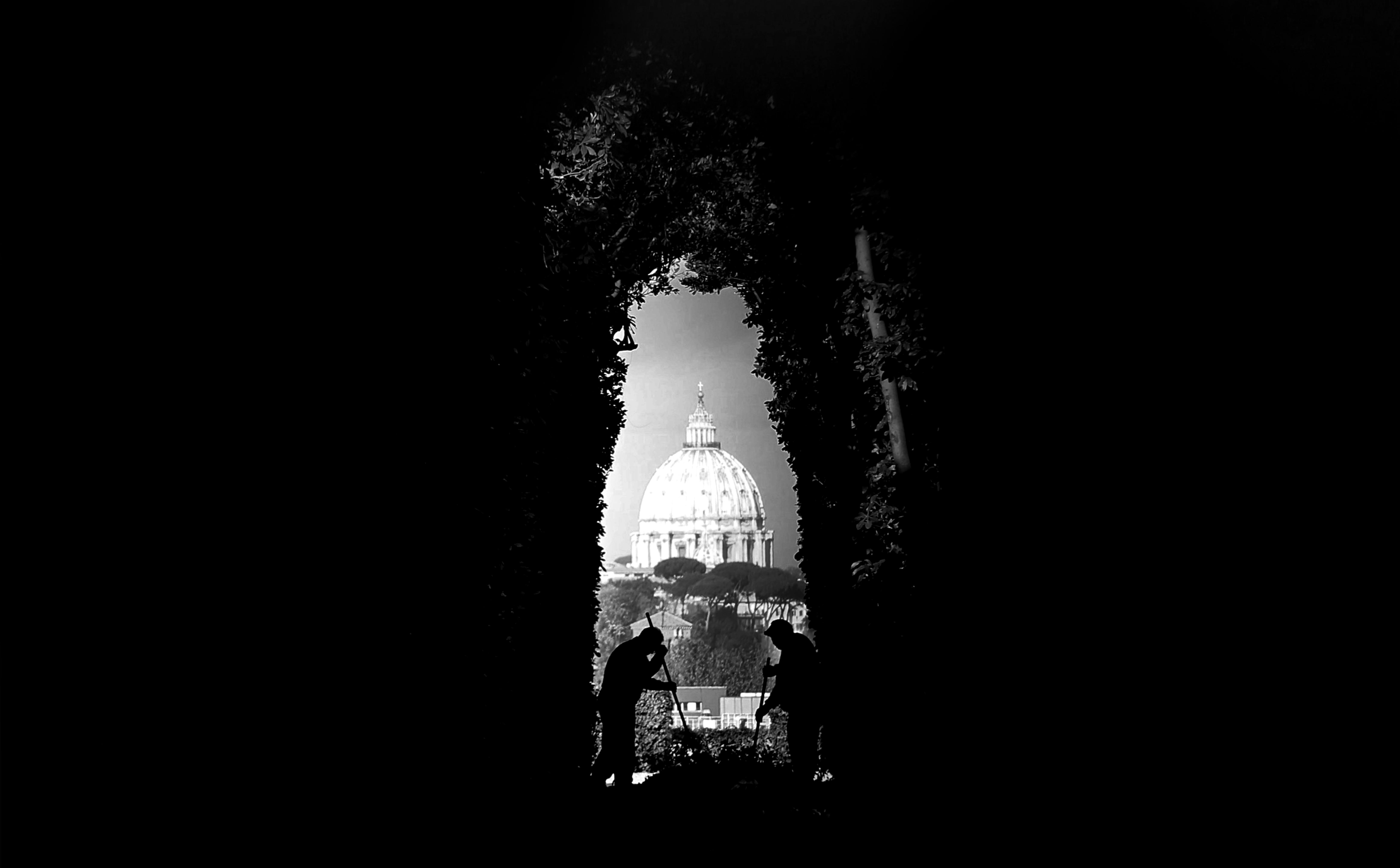 View of St. Peters Basilica from Keyhole on Aventine Hill · Free Stock ...
