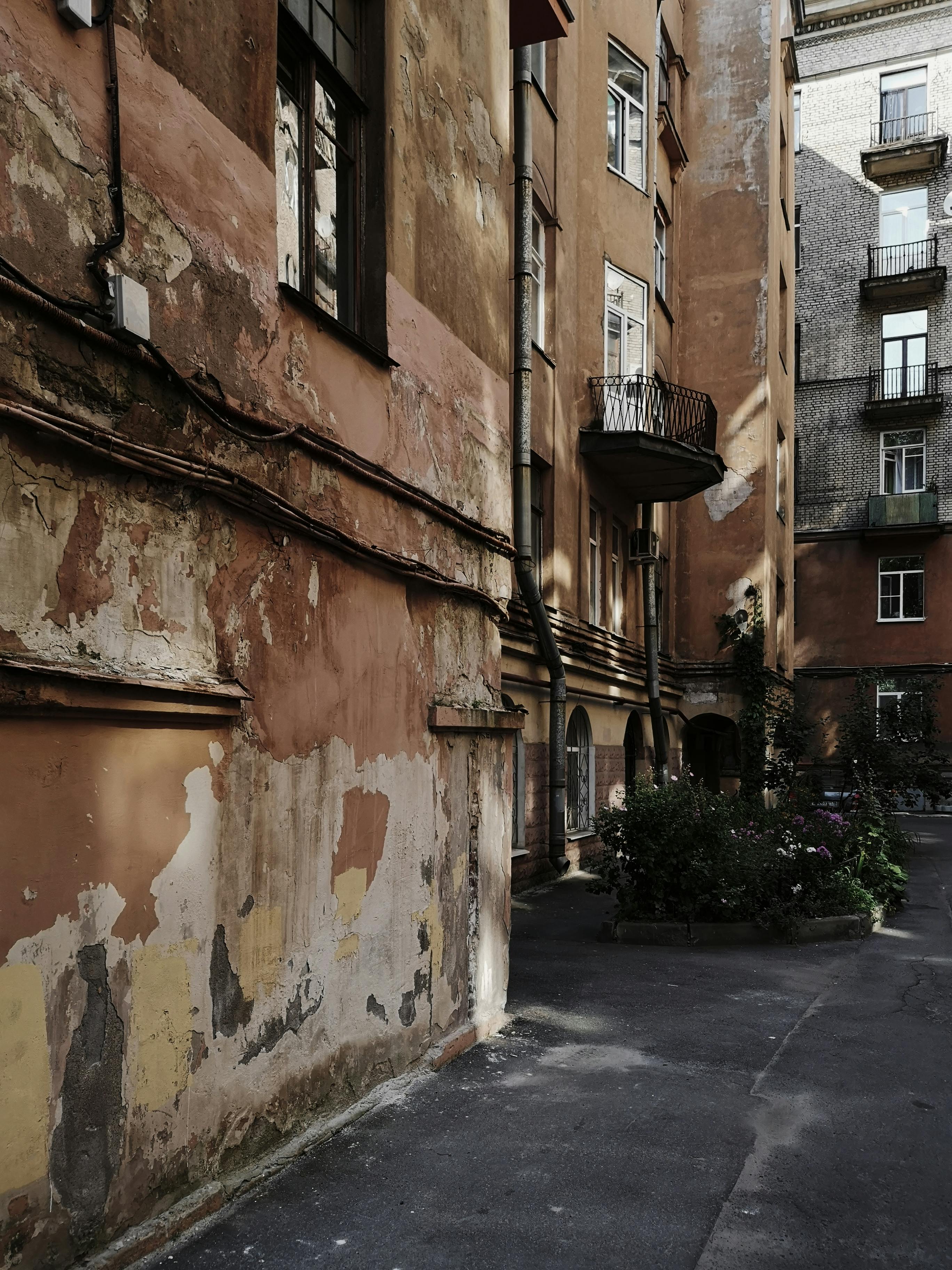 Old, Damaged Building on City Street · Free Stock Photo