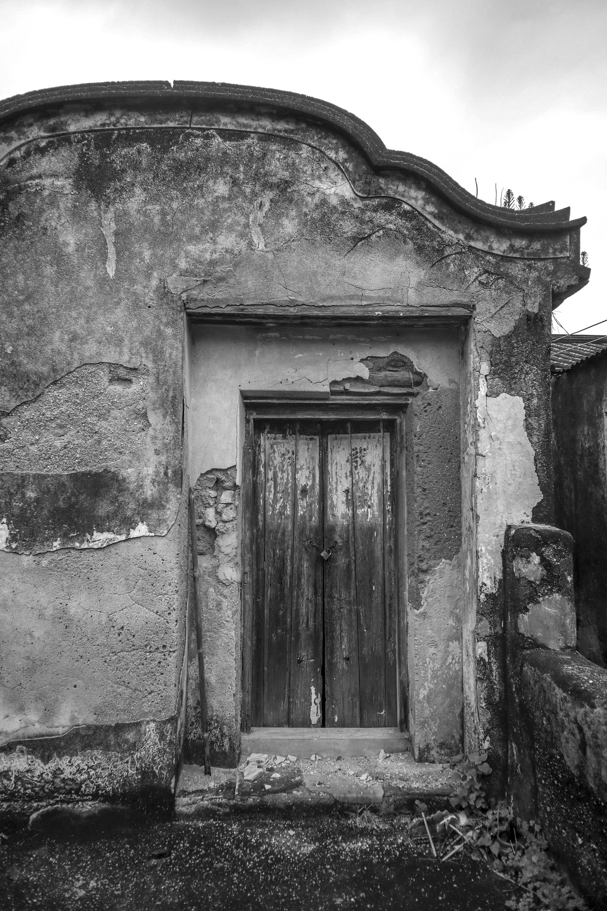 Abandoned Stone Building in Forest · Free Stock Photo