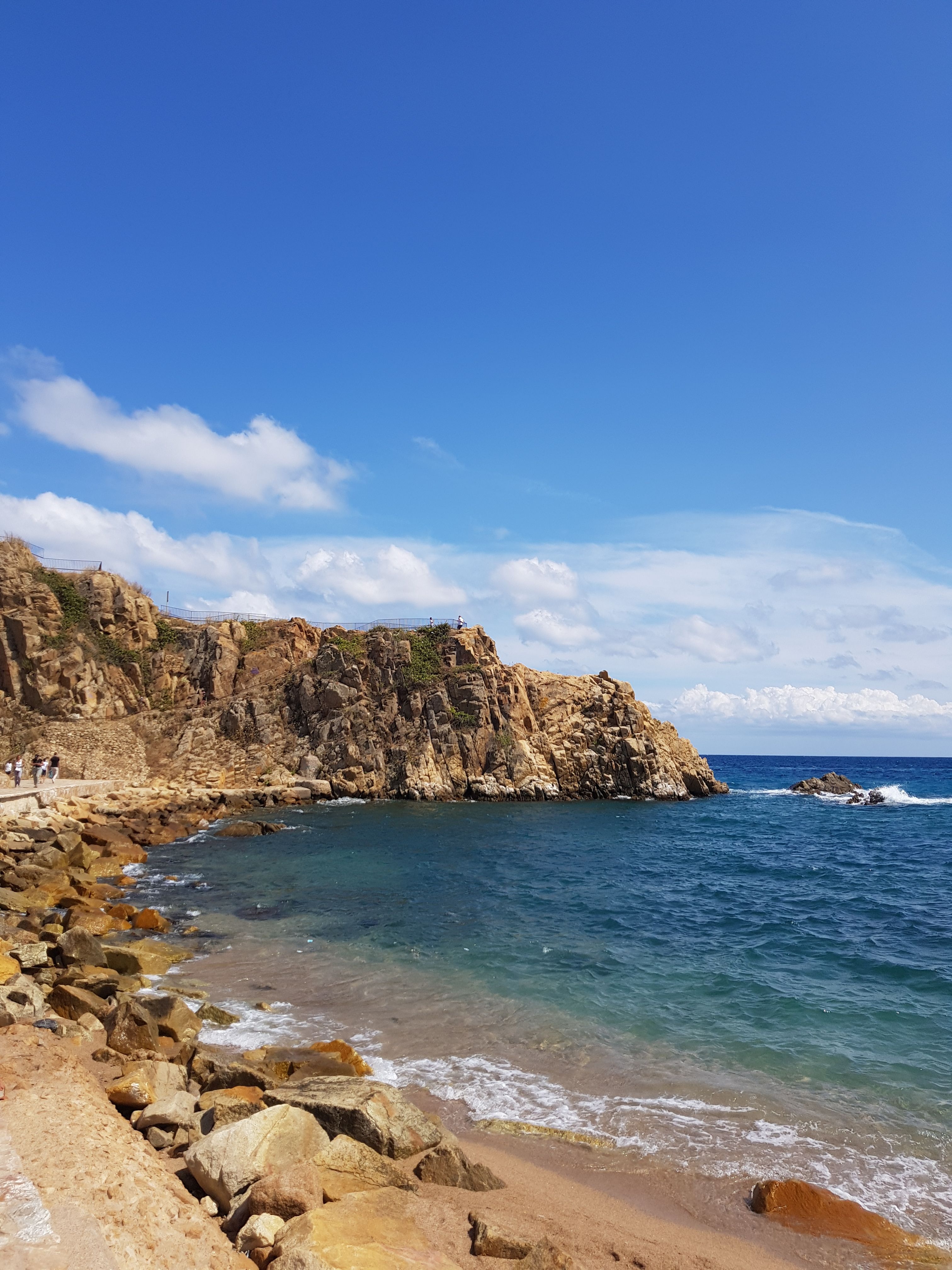 A Rock Formation on the Beach · Free Stock Photo