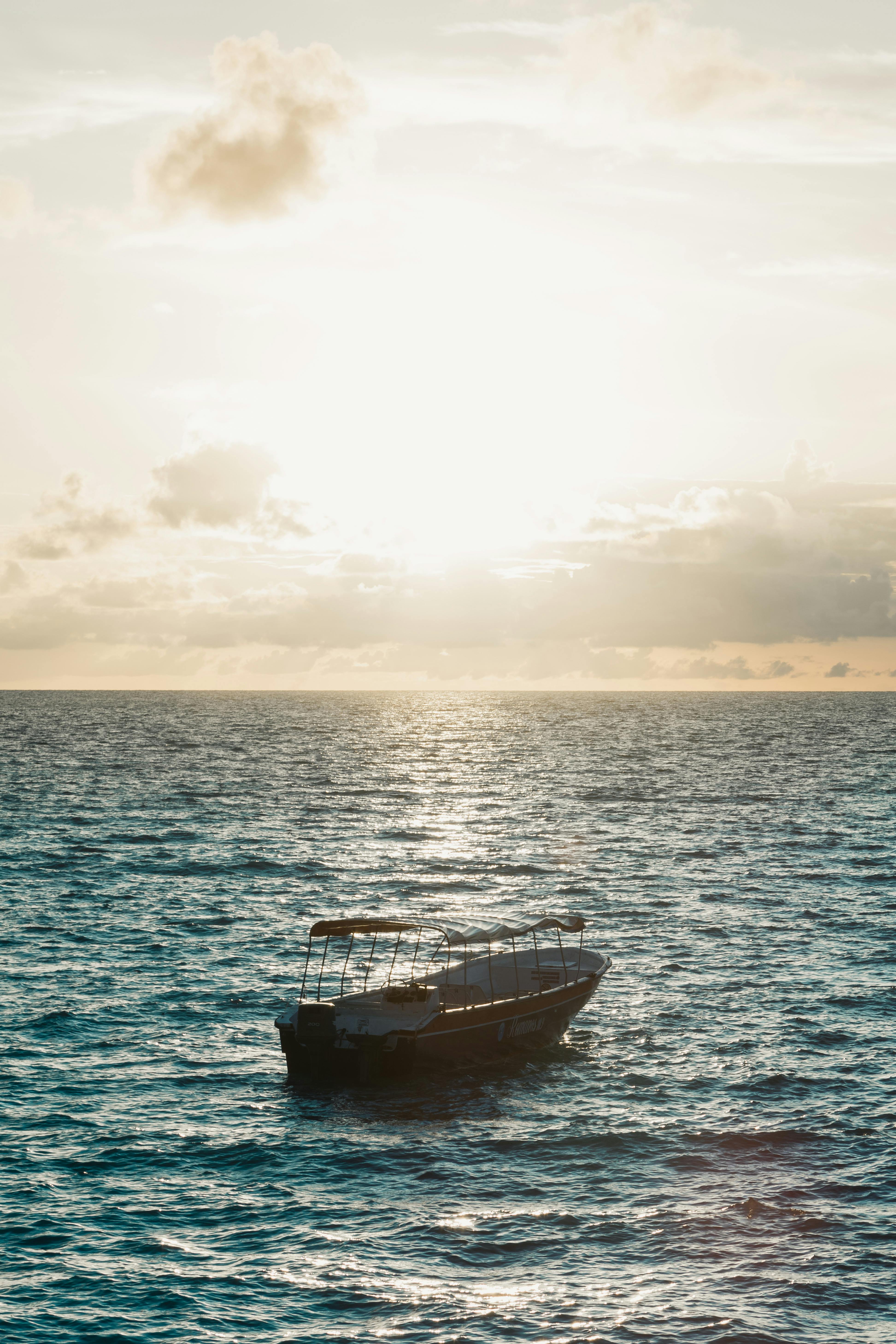 Boat on a Body of Water · Free Stock Photo