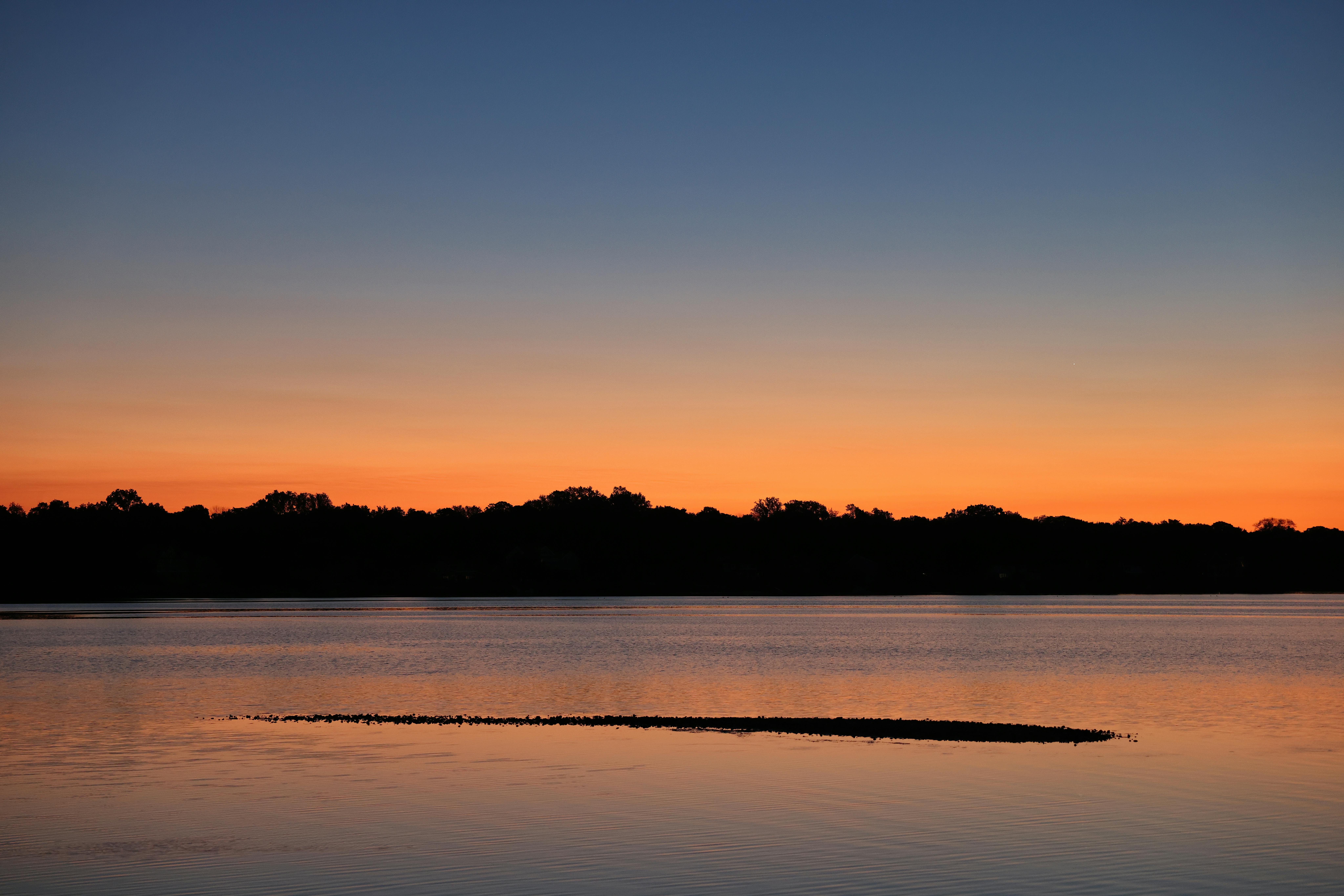 Calm Lake during Daybreak · Free Stock Photo