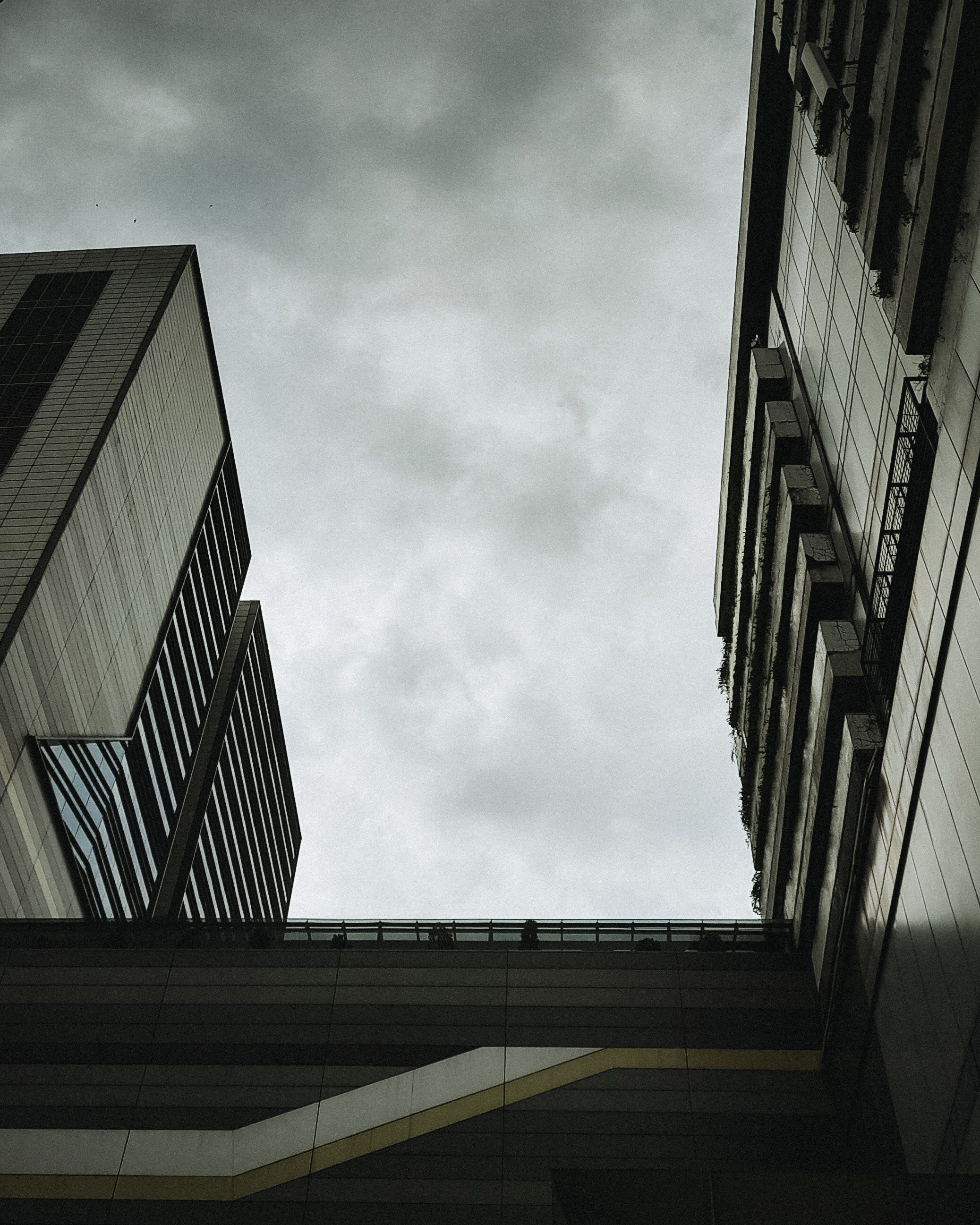 Buildings under a Cloudy Sky · Free Stock Photo