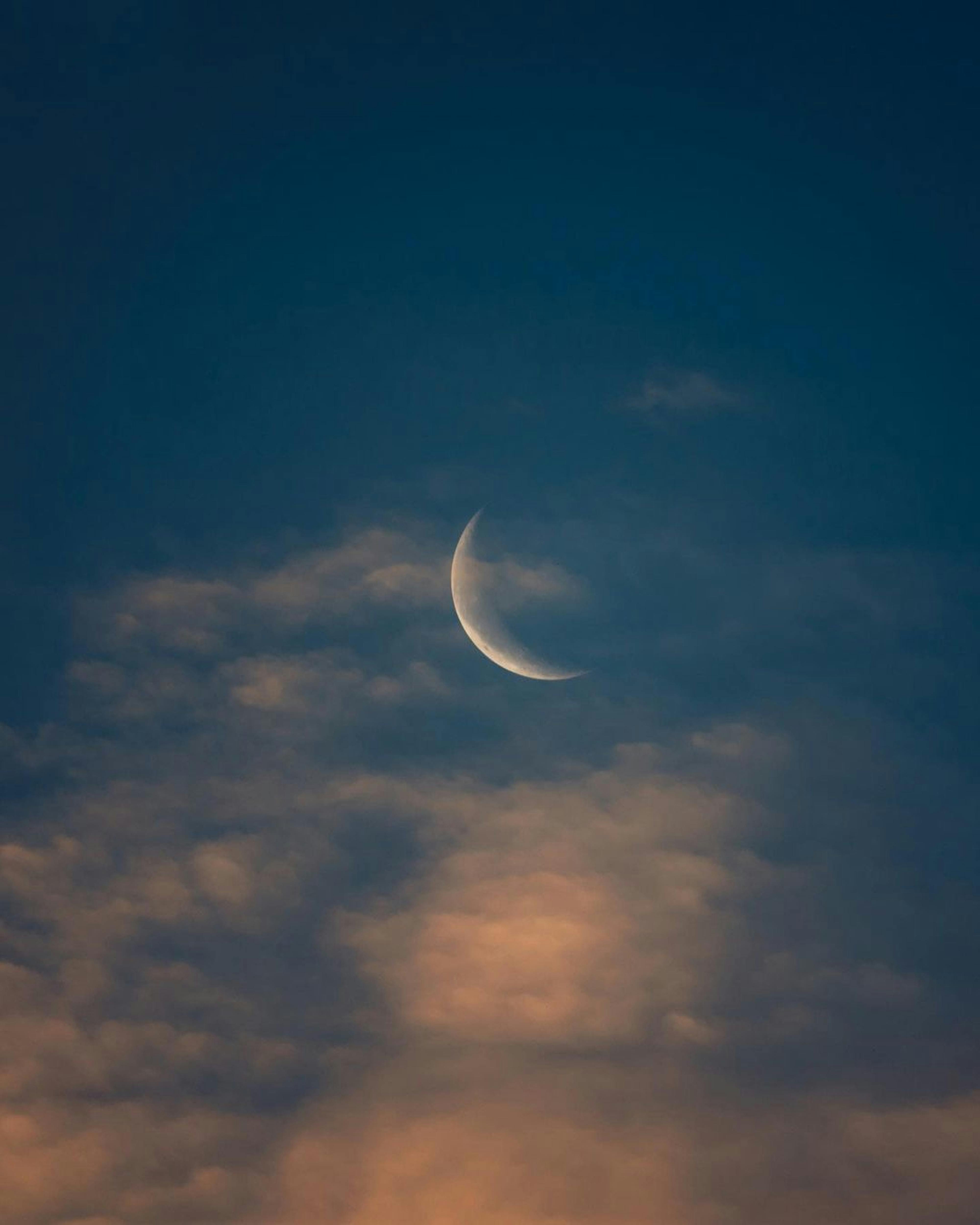 Crescent Moon in the Night Sky · Free Stock Photo