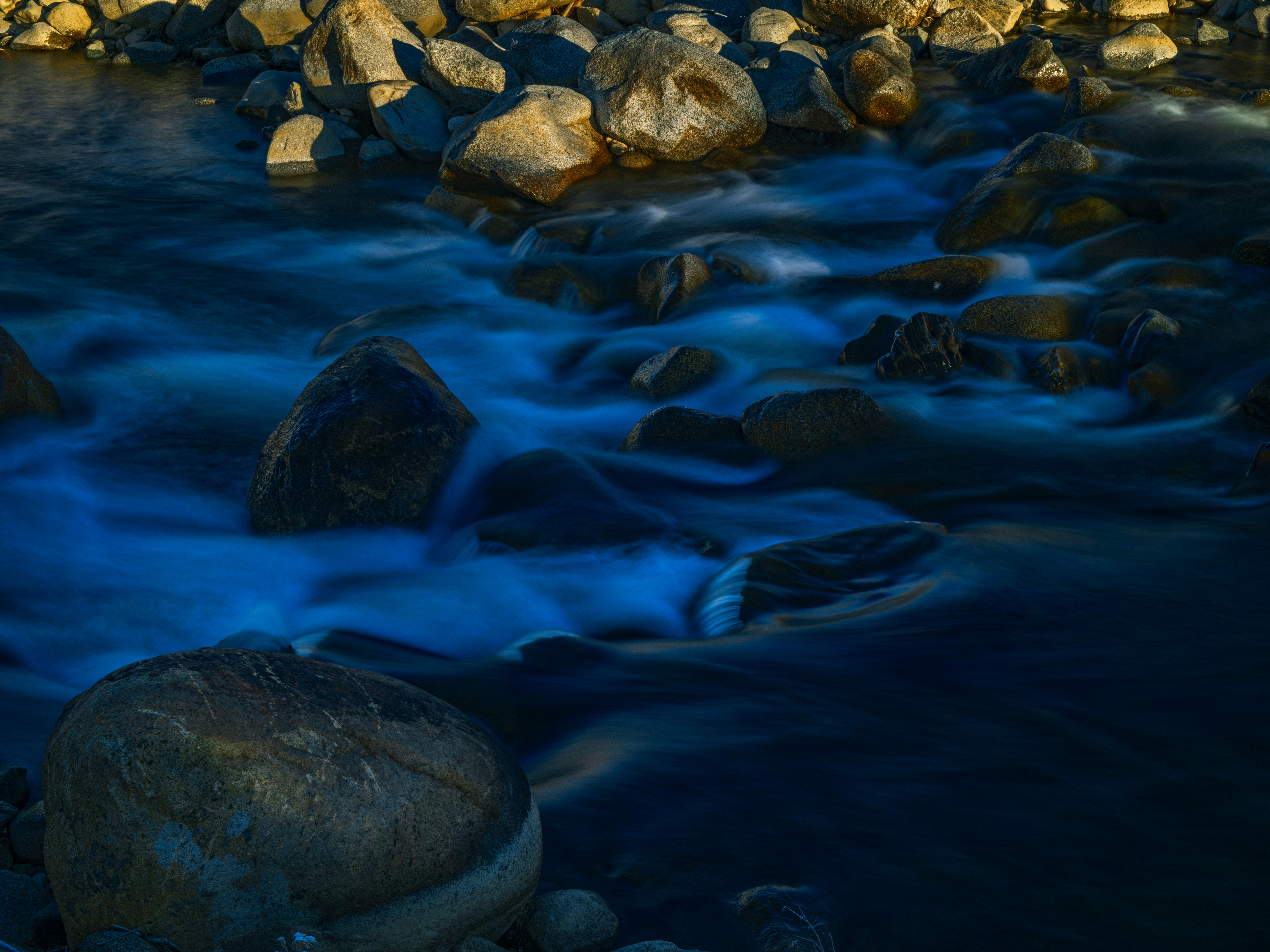 Rocks on Body of Water · Free Stock Photo