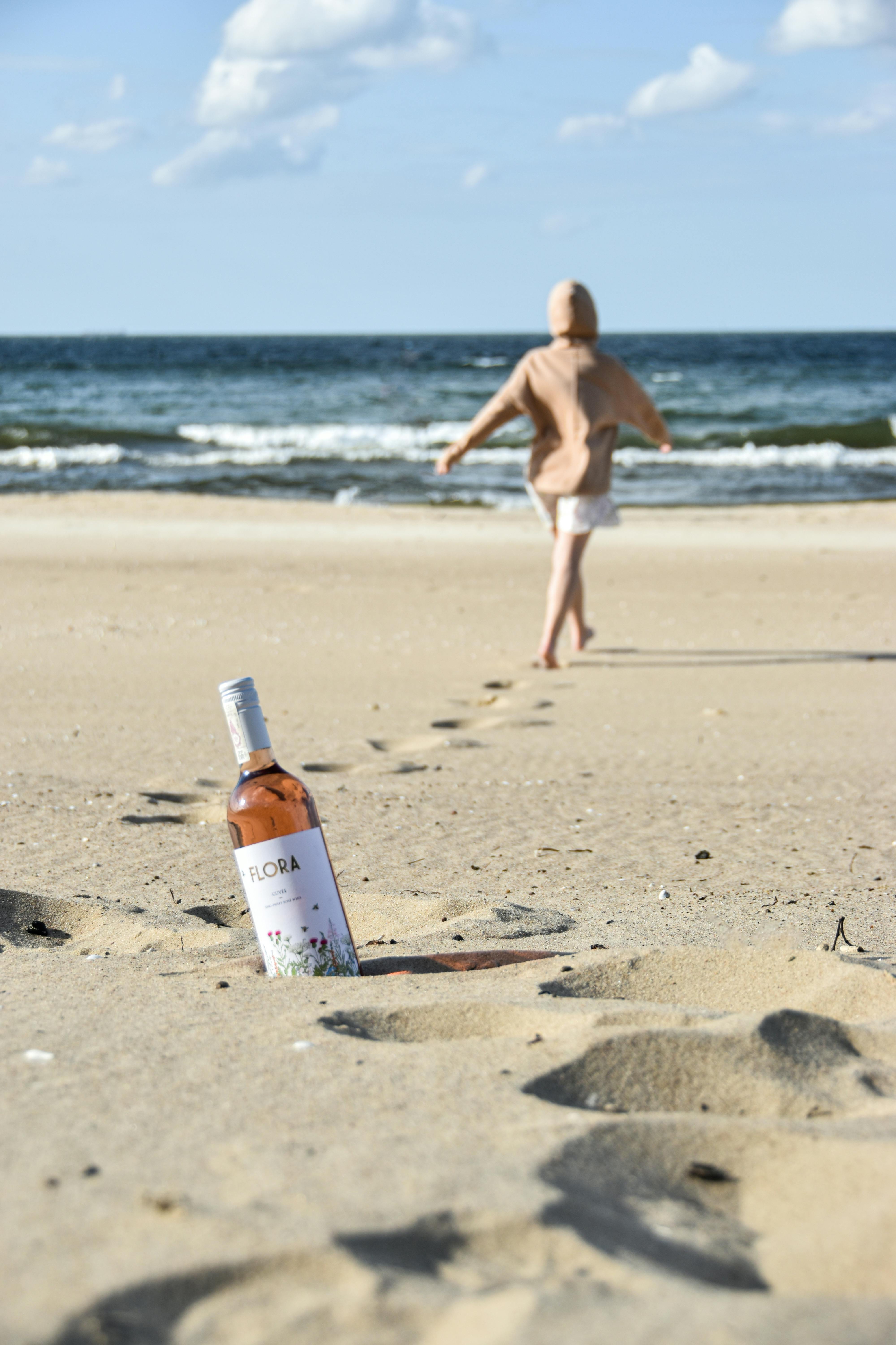 Foto de stock gratuita sobre @al aire libre, arena, bañista, botella ...