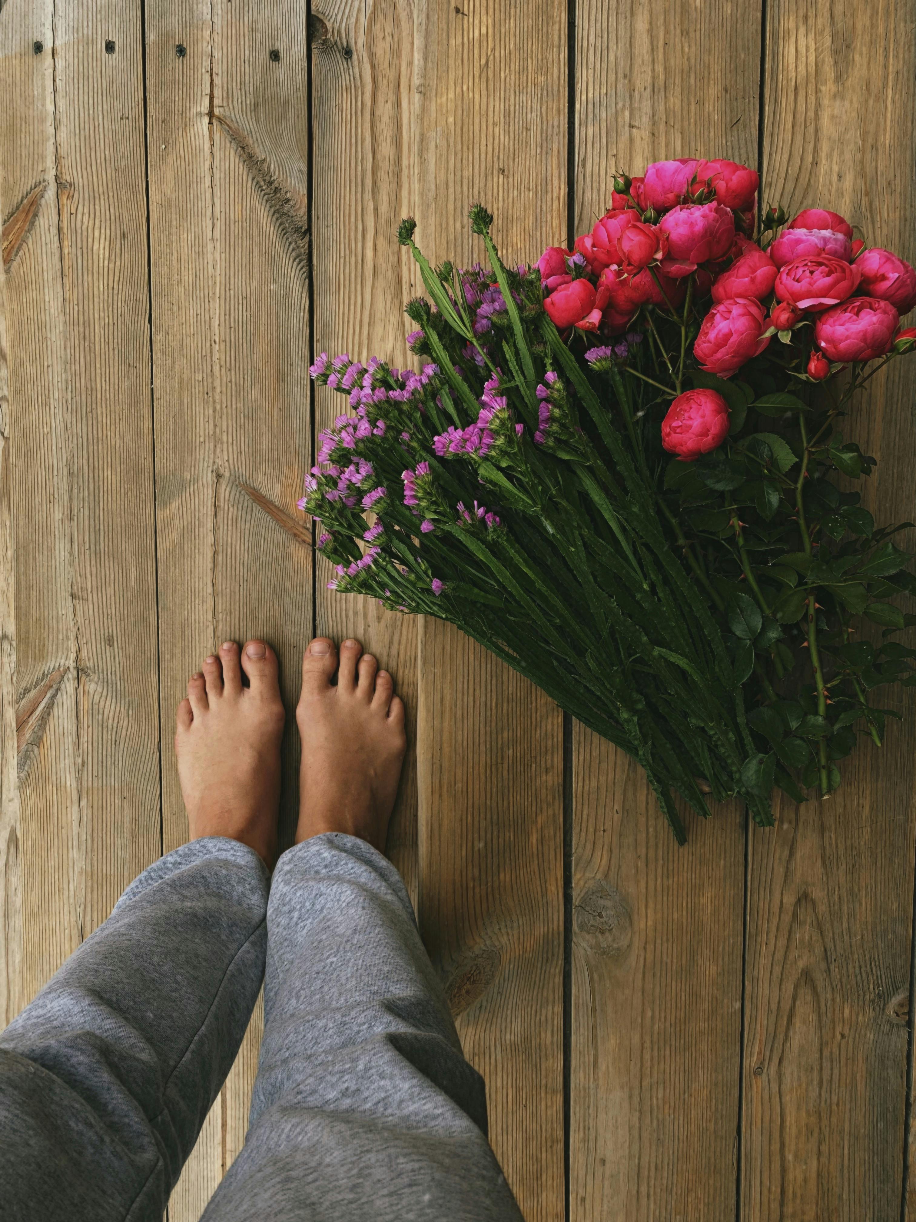 Feet of People on Floor · Free Stock Photo