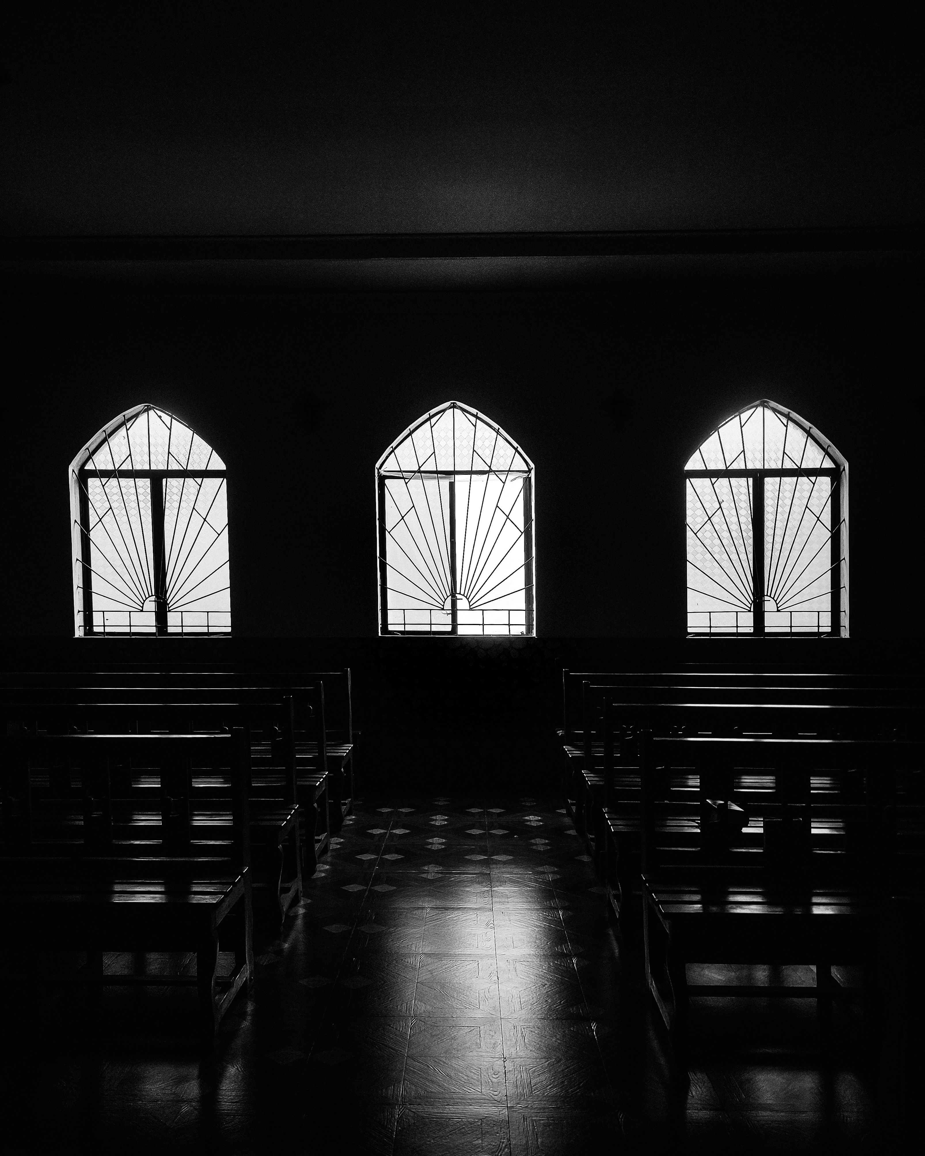 Window in Black and White · Free Stock Photo