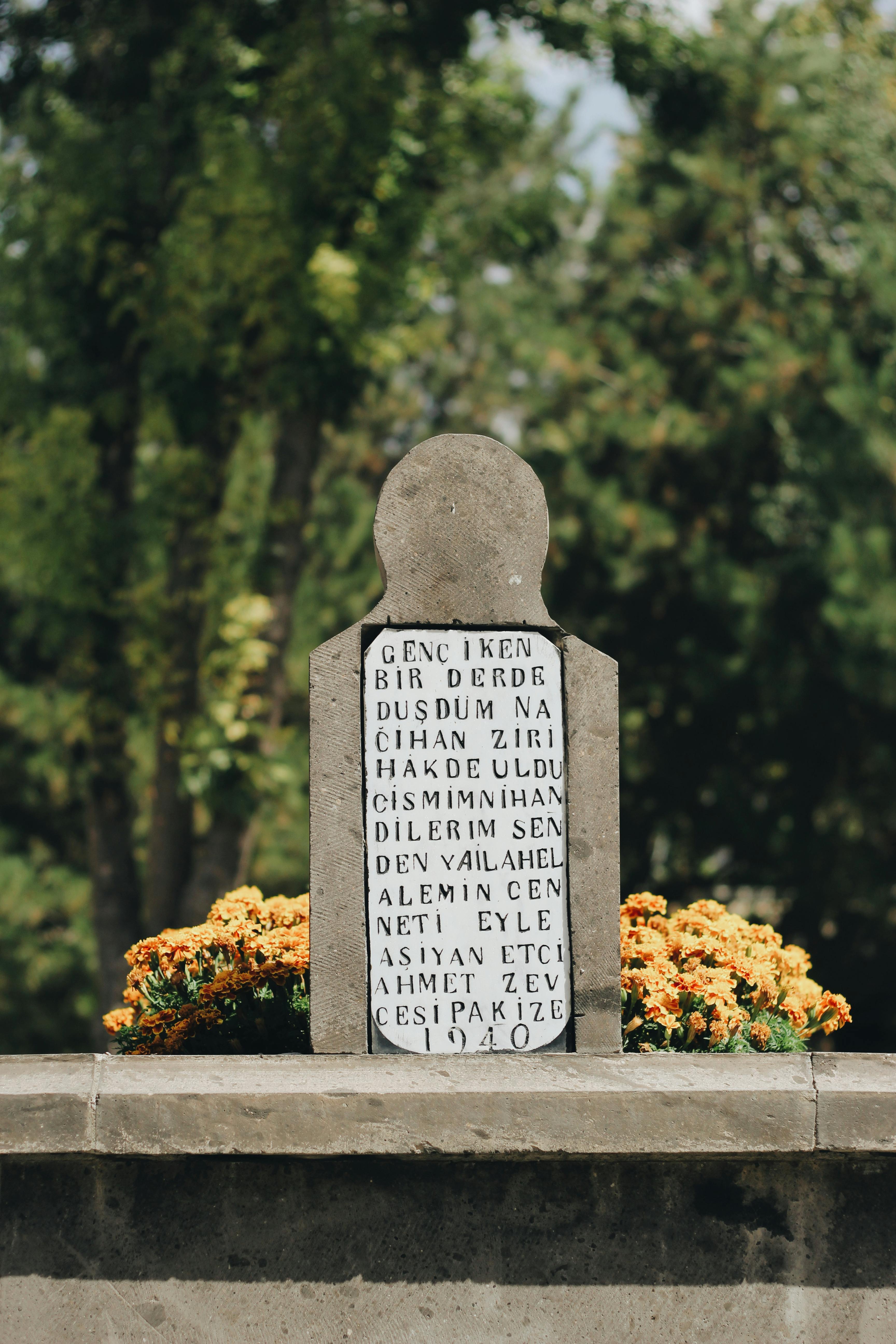 Message on Gravestone · Free Stock Photo