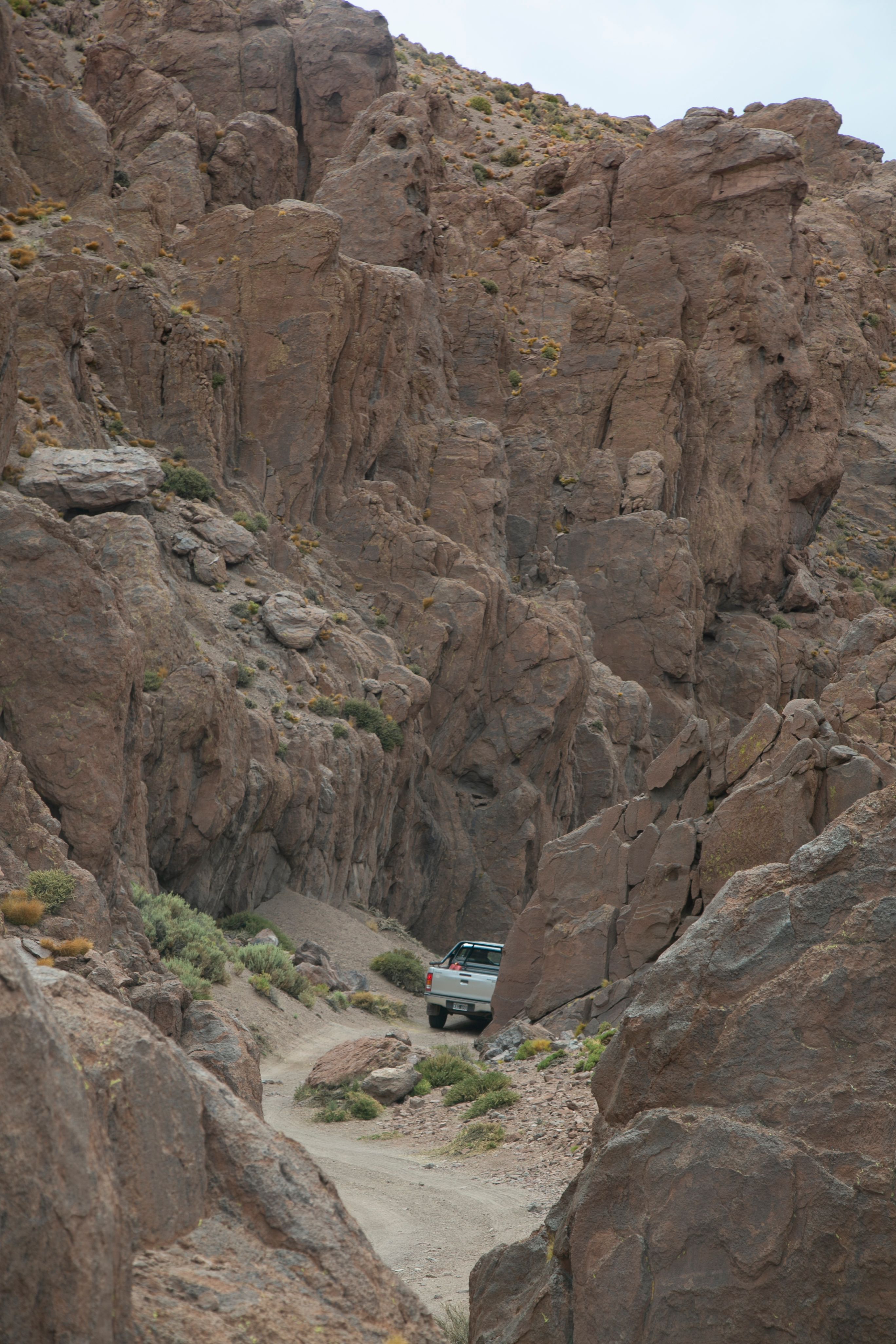 Automóvil Pick Up Detrás De Rocas Alrededor De Un Camino De Tierra ...