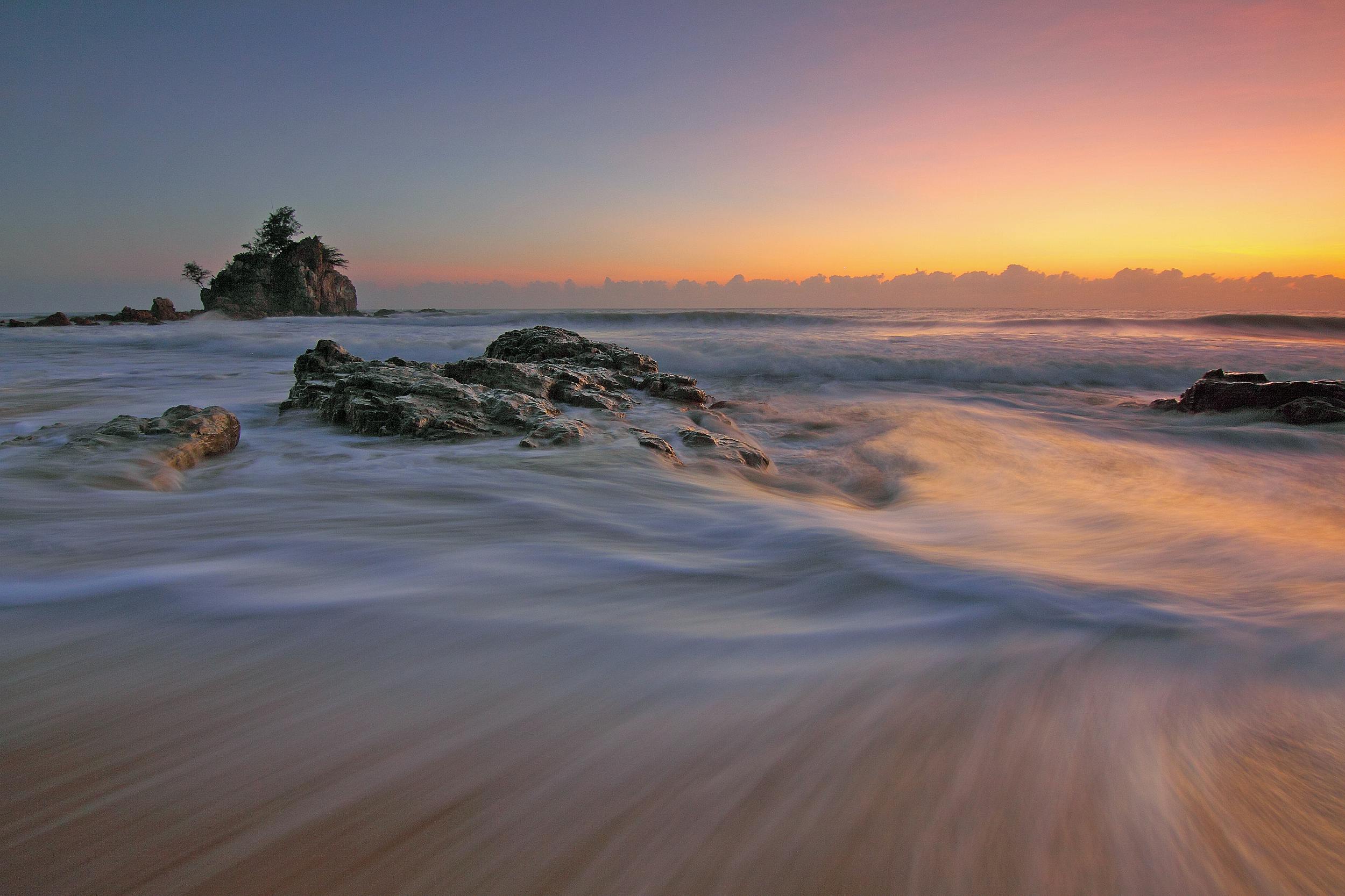 Ocean Waves Crashing on Rocks during Sunset · Free Stock Photo