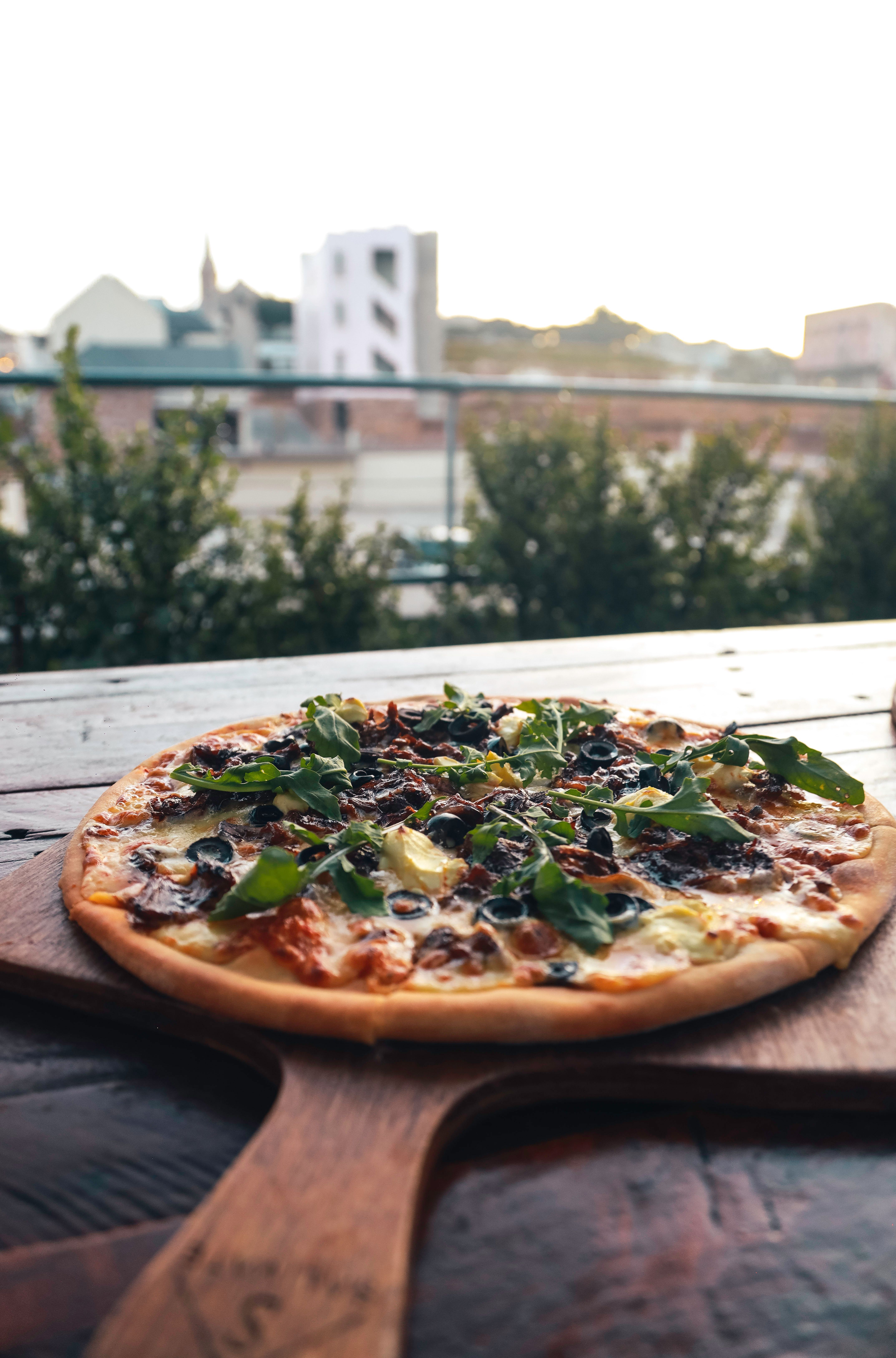 Close-up Shot of a Pizza · Free Stock Photo