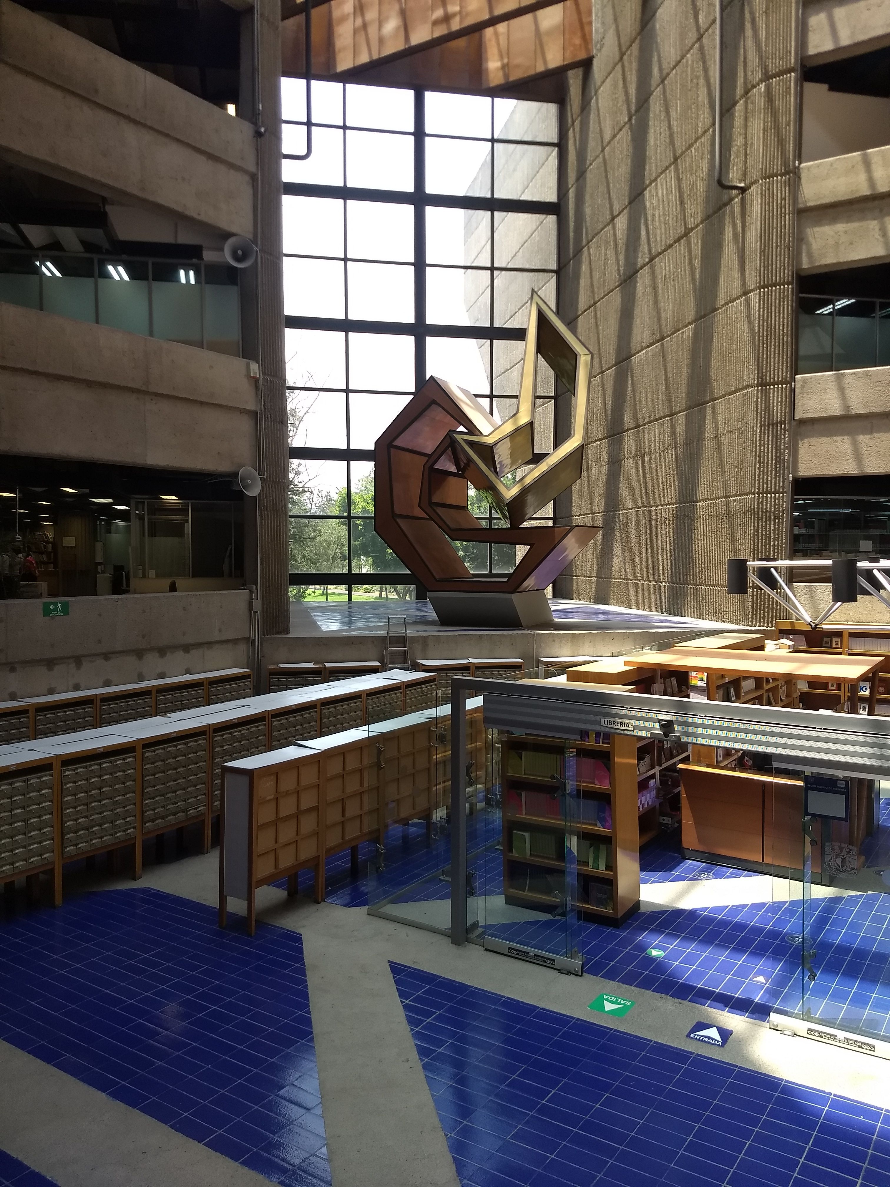 Modern Sculpture i Majestic Library · Free Stock Photo