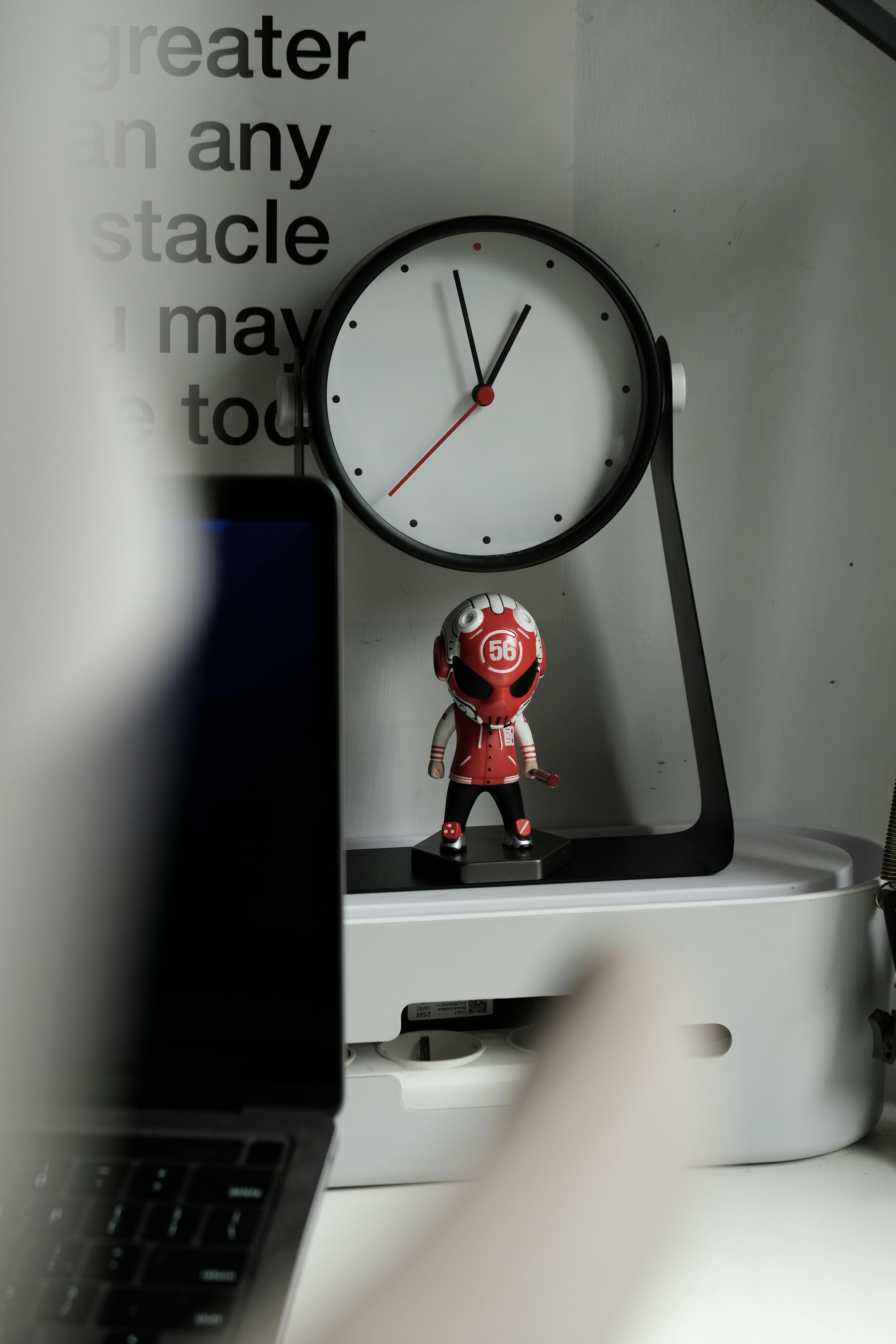 Grayscale Photo of an Analog Clock · Free Stock Photo