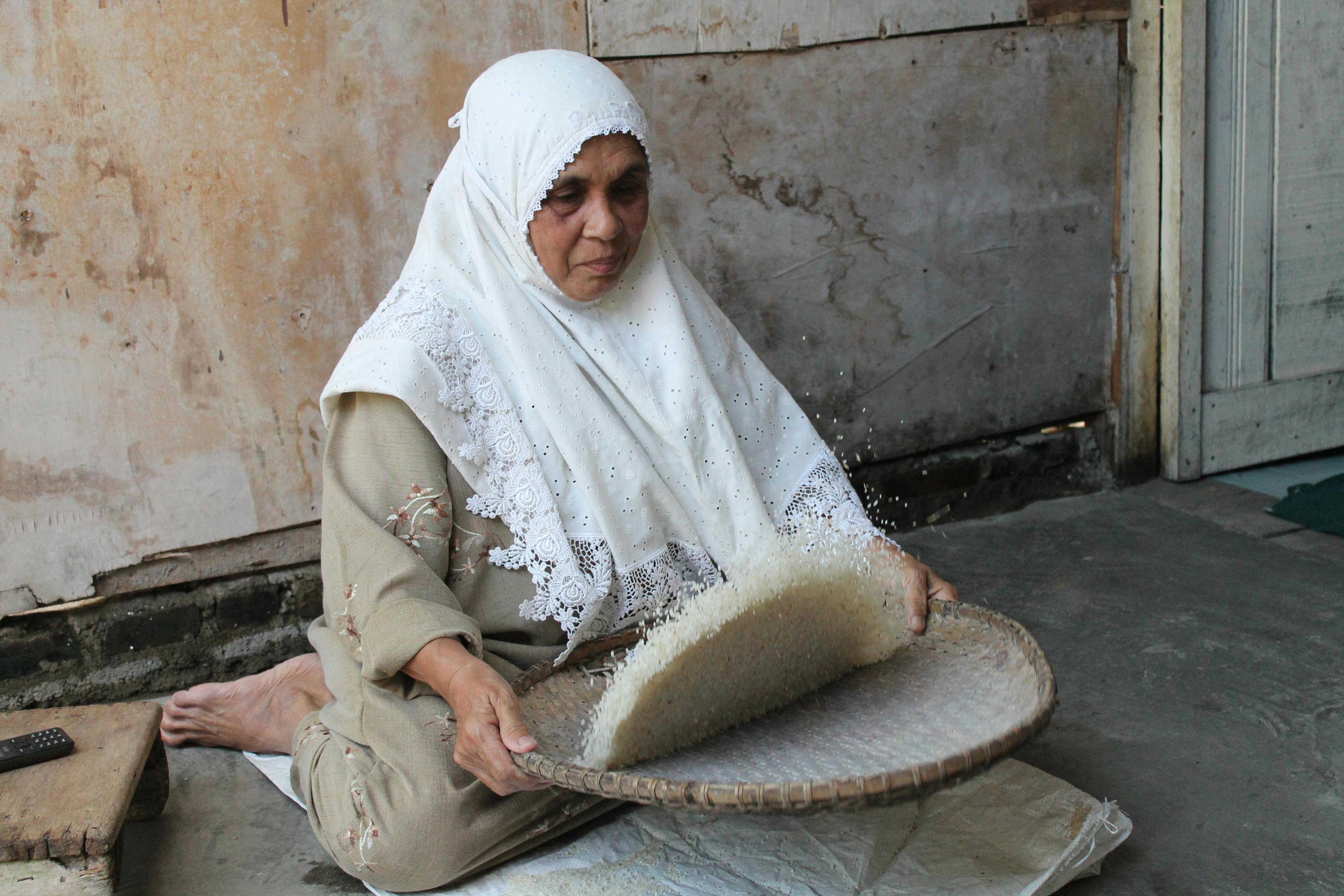 Woman Preparing Rice in Traditional Way · Free Stock Photo