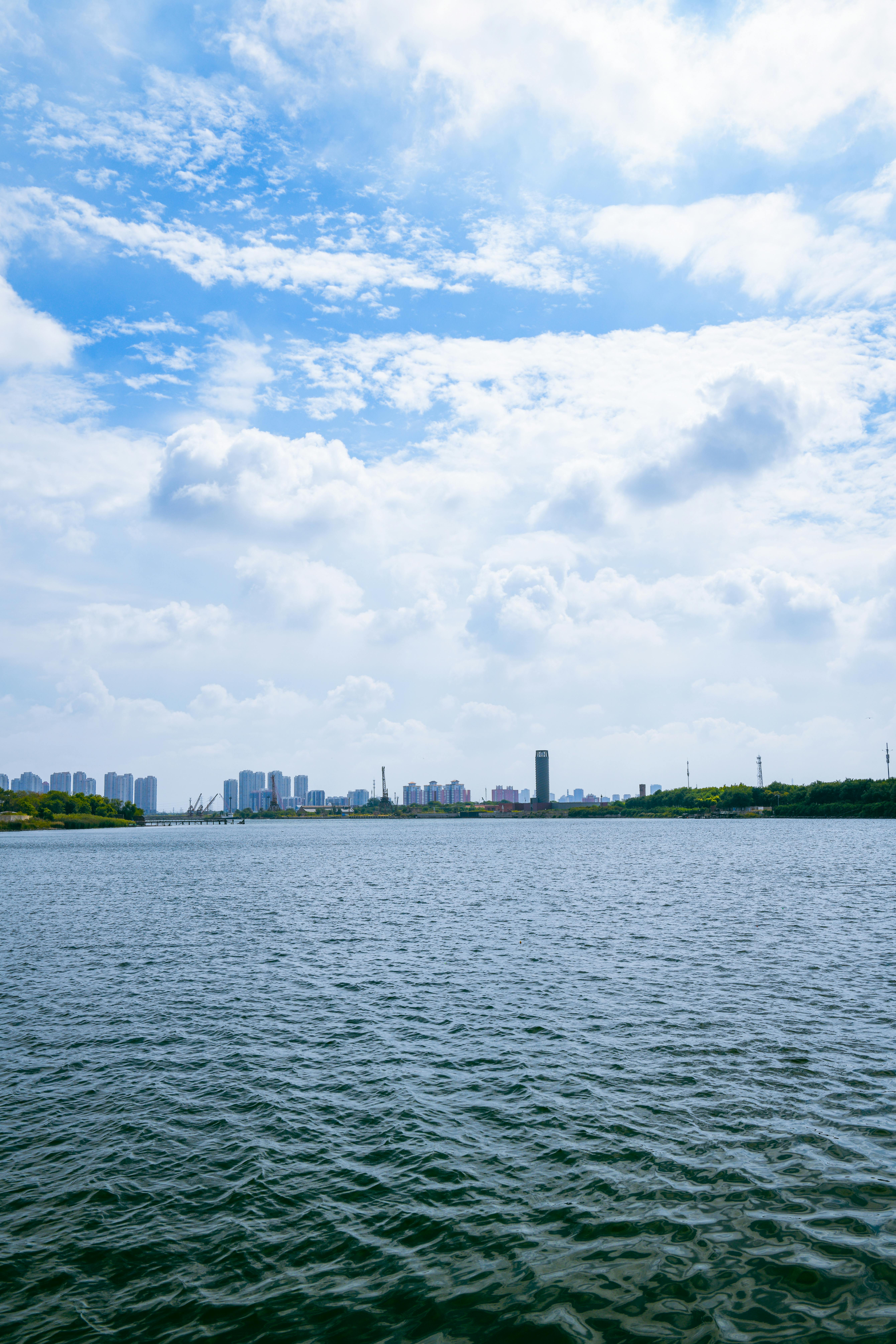 Lake and City on Horizon · Free Stock Photo