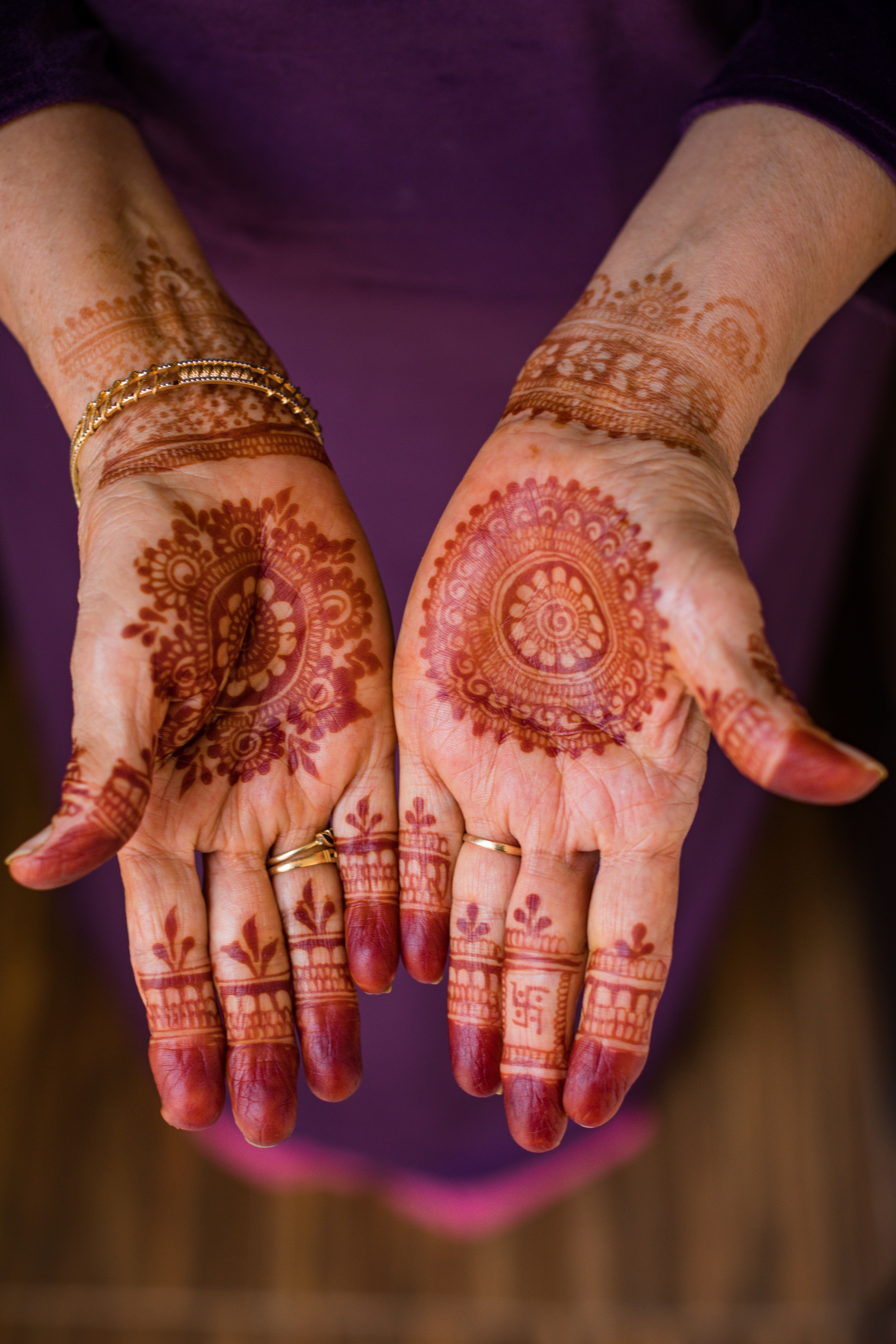 Close-up of Woman Hands in Traditional Mehndi Drawings · Free Stock Photo