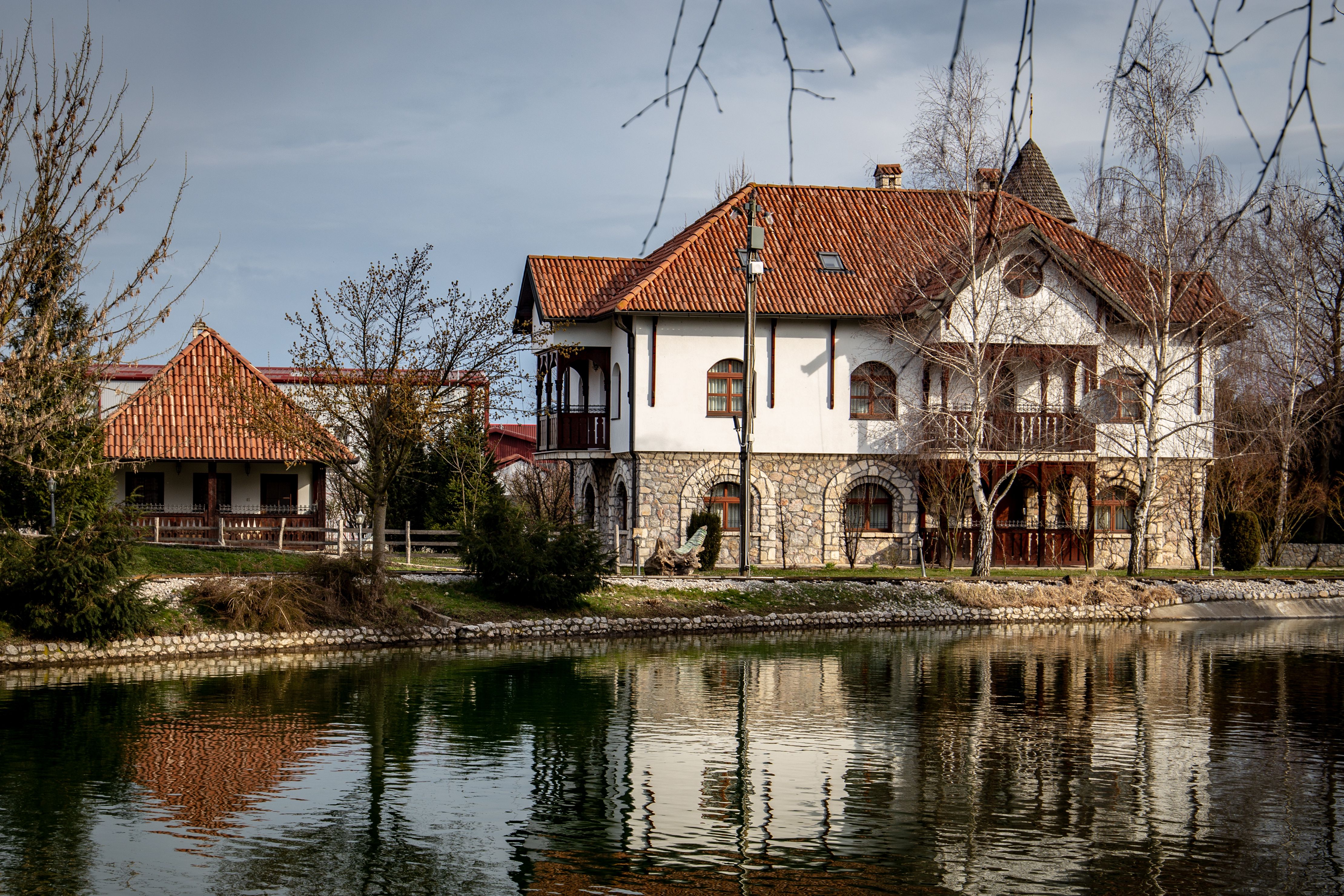 A Building by a Lake · Free Stock Photo