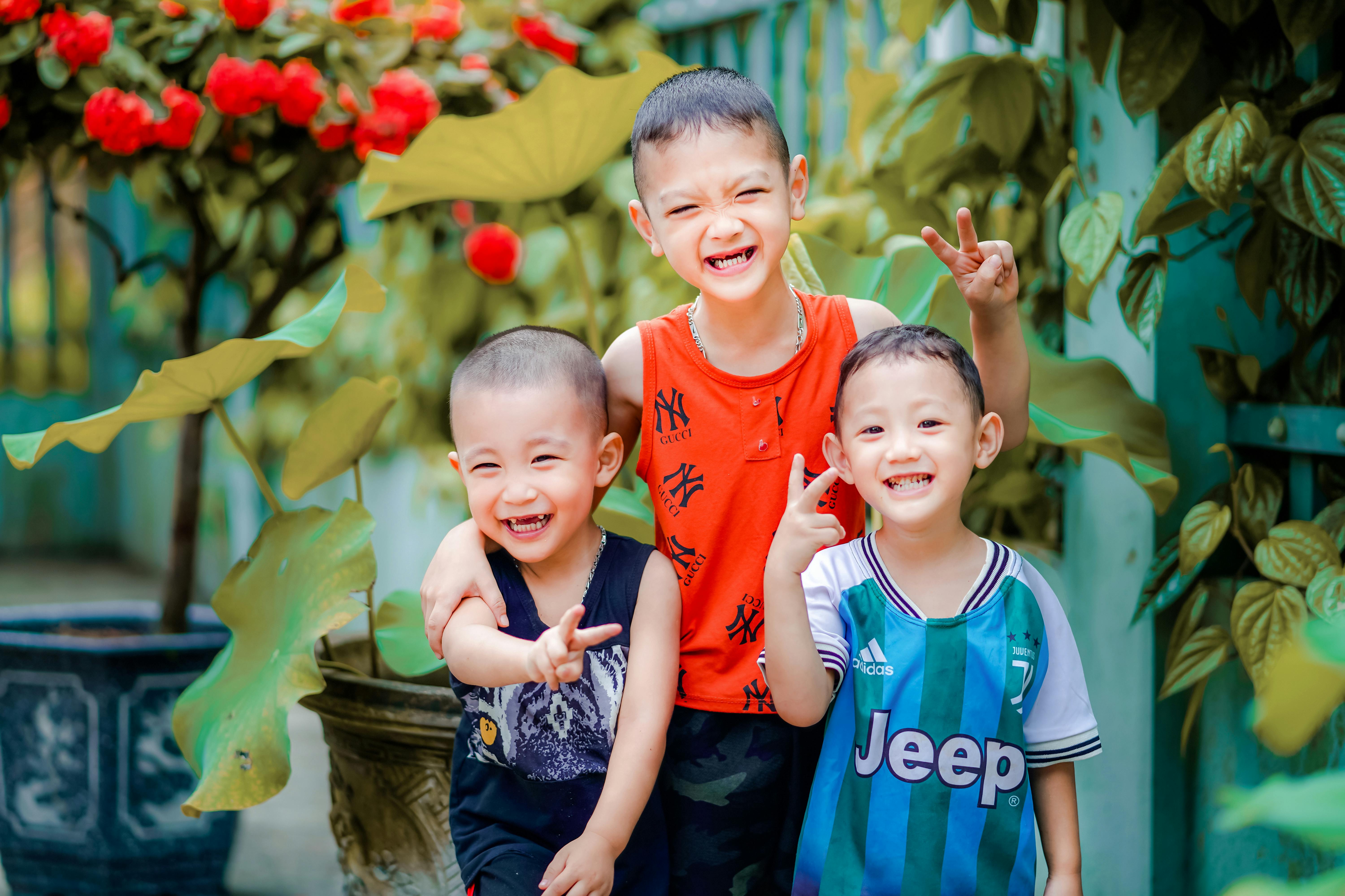 Children Doing Peace Sign · Free Stock Photo