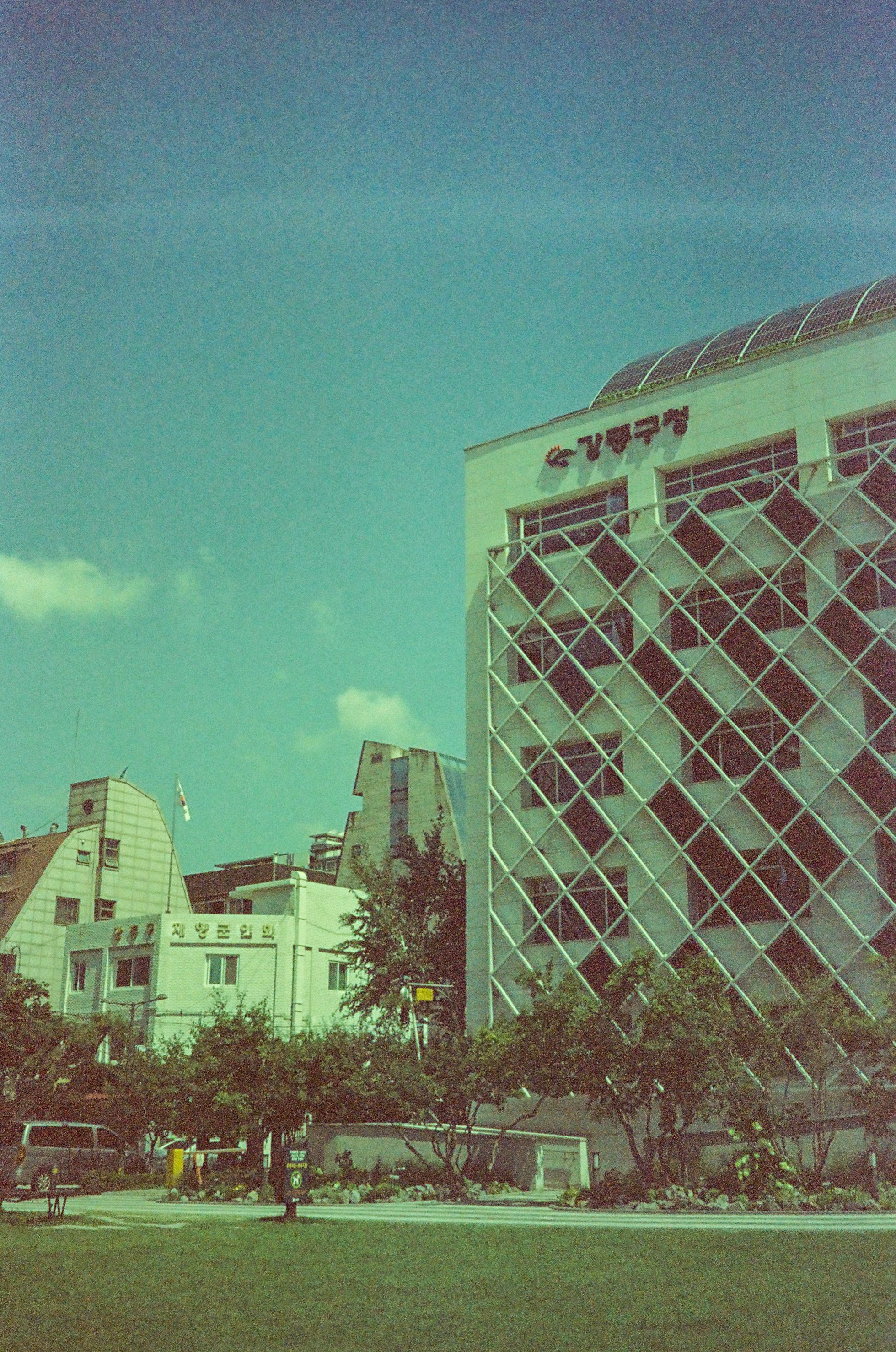 Foto de stock gratuita sobre arboles, edificio, exterior del edificio ...