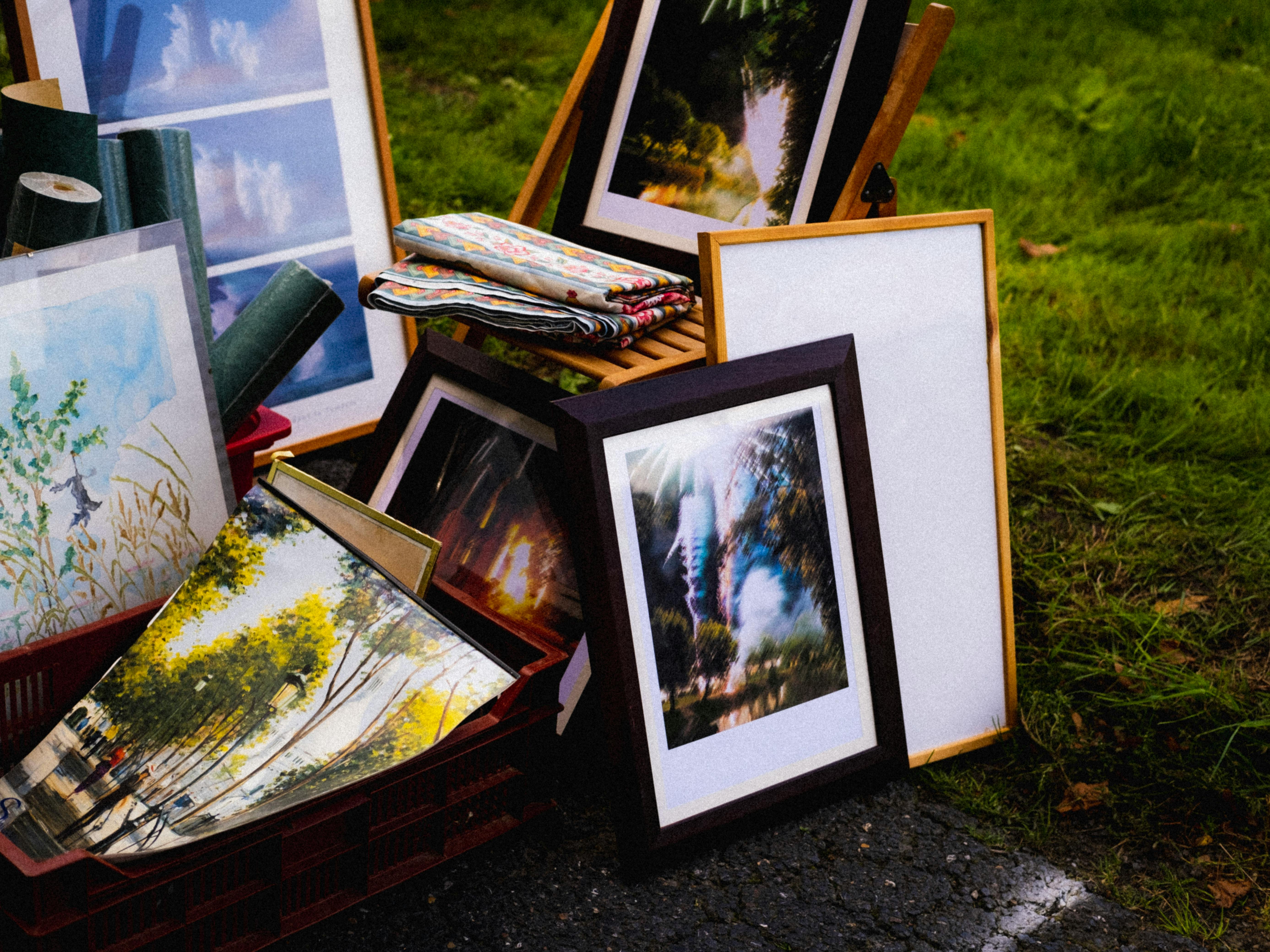 Picture Frames on the Field · Free Stock Photo