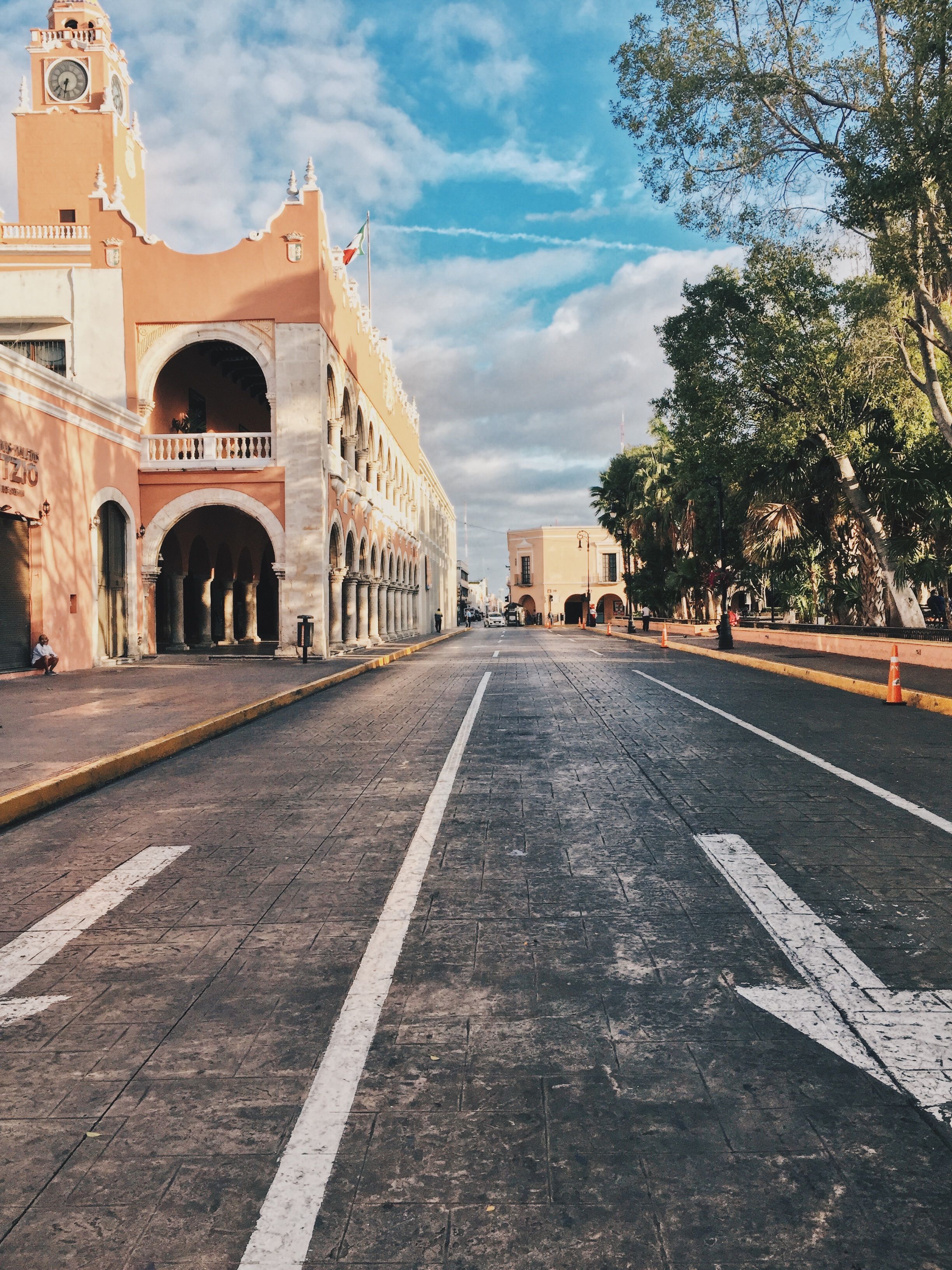 City Street near Old Historical Building · Free Stock Photo