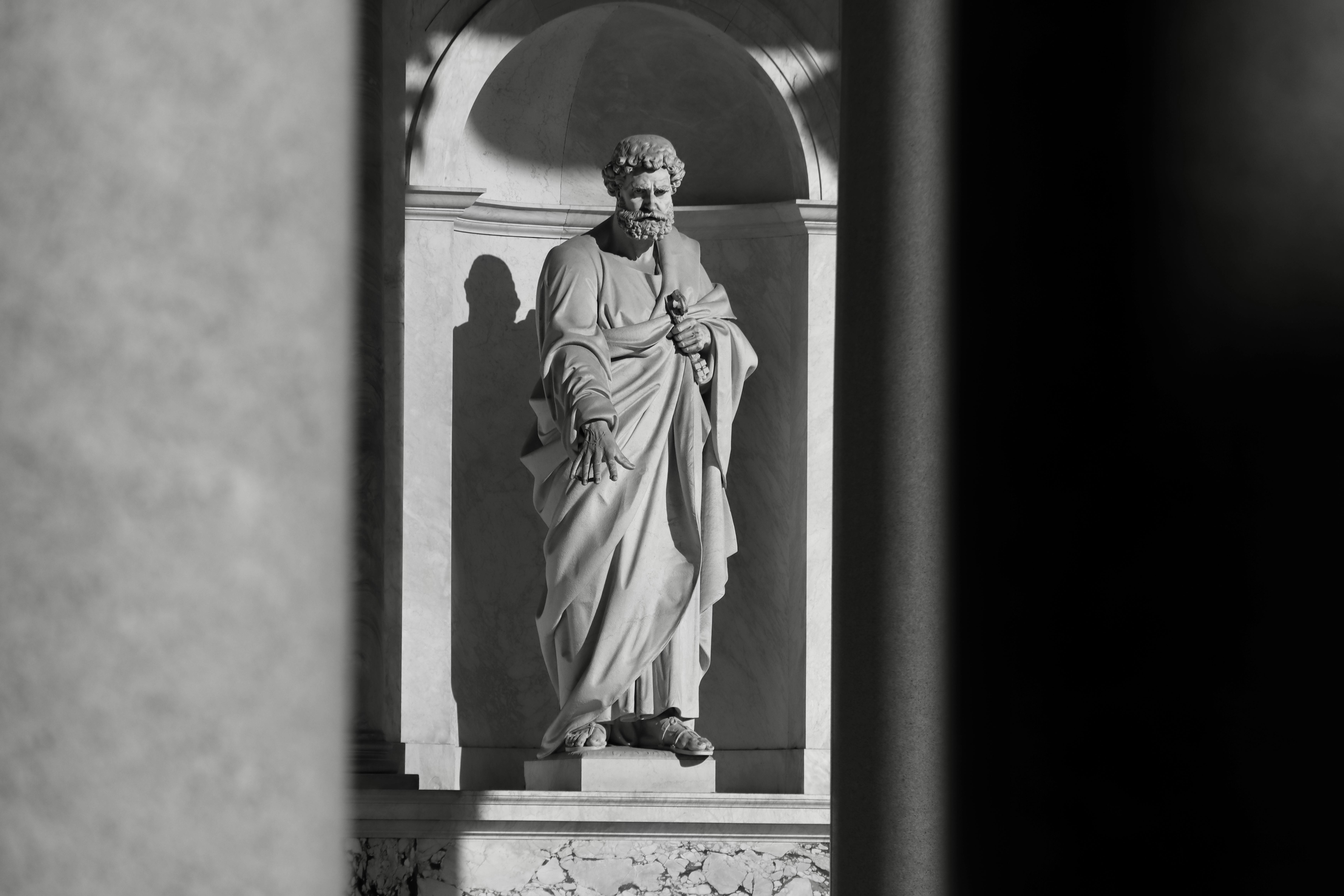 Man in Robe Statue in Grayscale Photography · Free Stock Photo