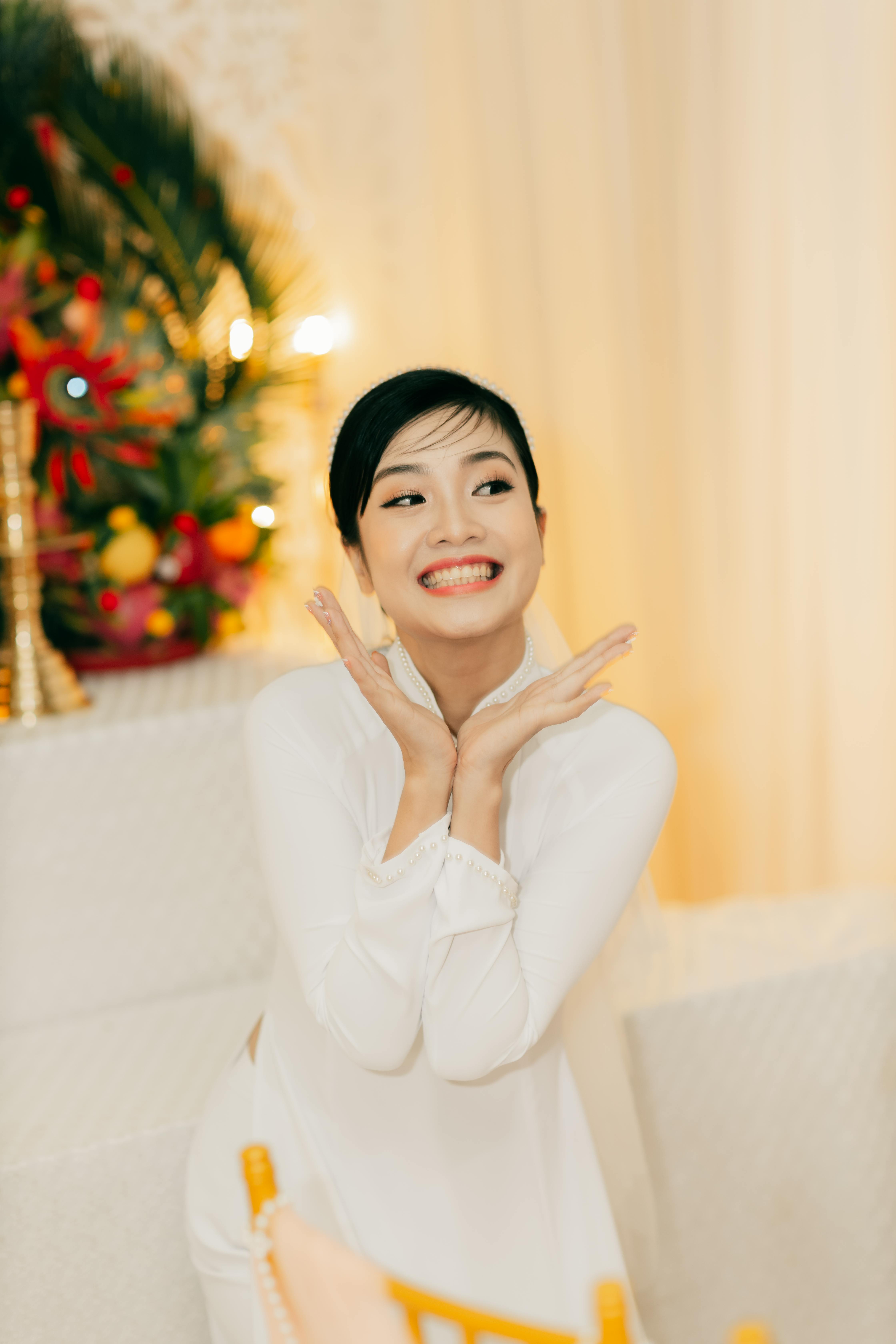 Smiling Bride Feeling Excited at Ceremony · Free Stock Photo
