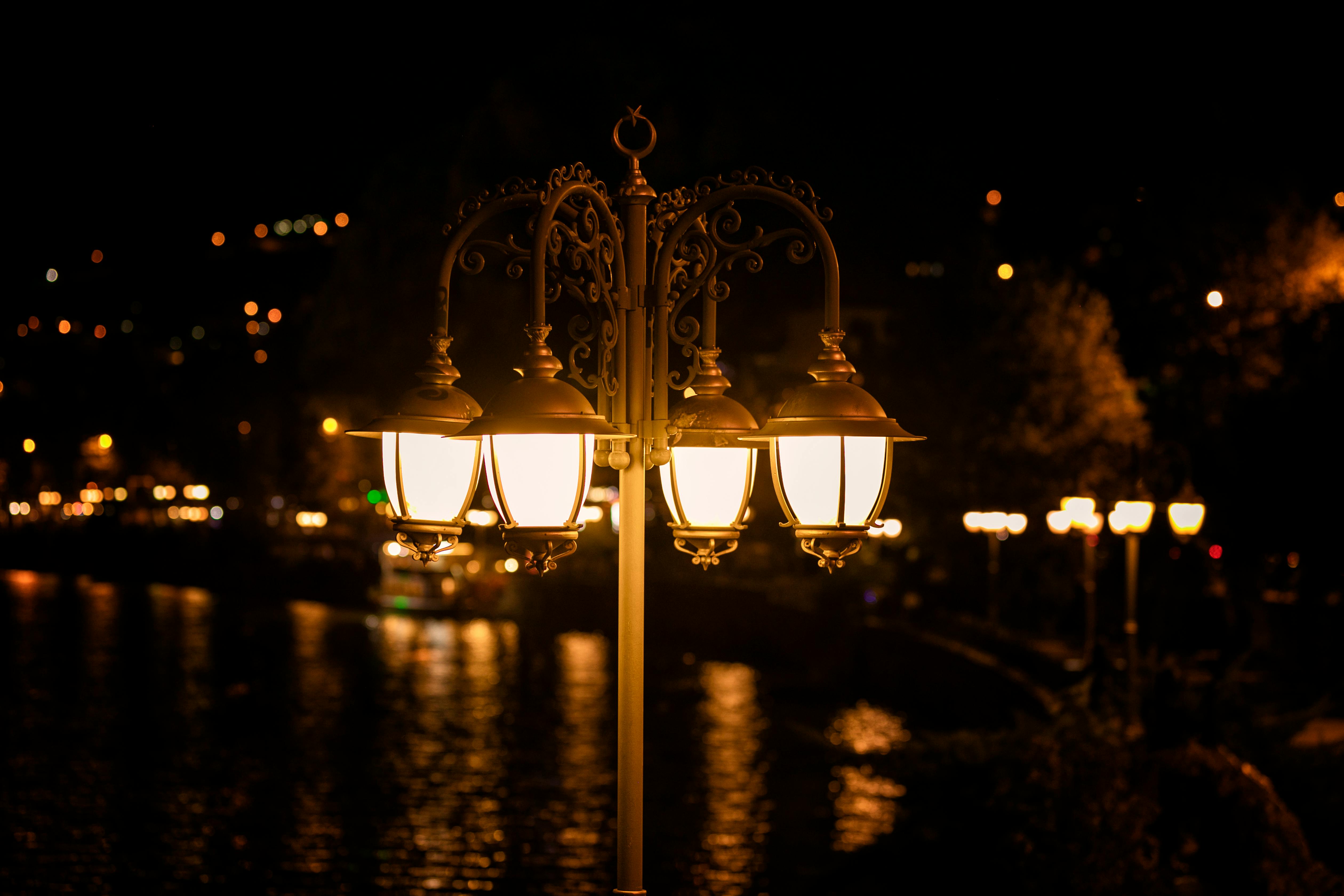 Close-Up Photograph of a Street Light · Free Stock Photo
