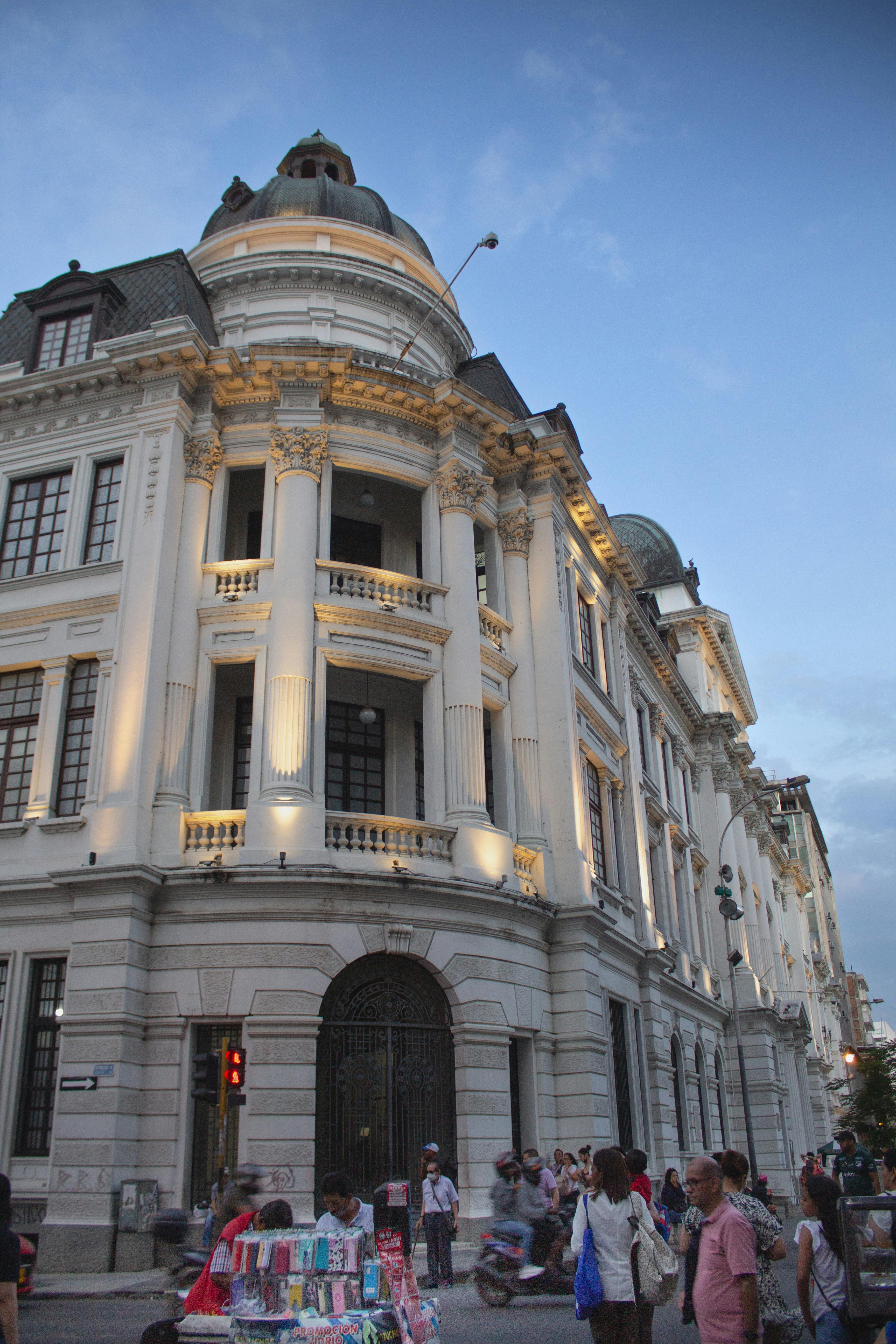 Facade of a City Building · Free Stock Photo