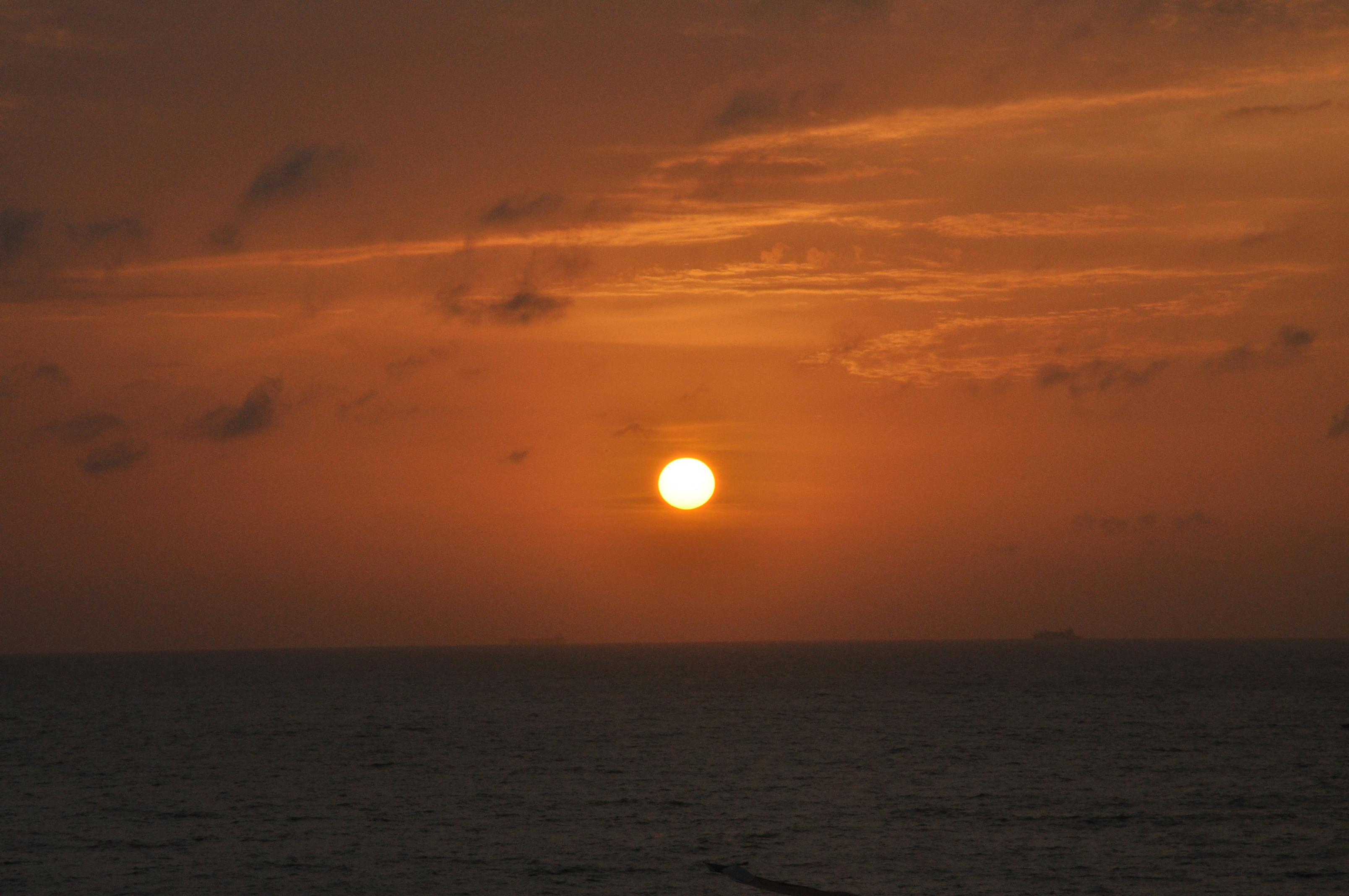 Sun Setting in the Ocean · Free Stock Photo