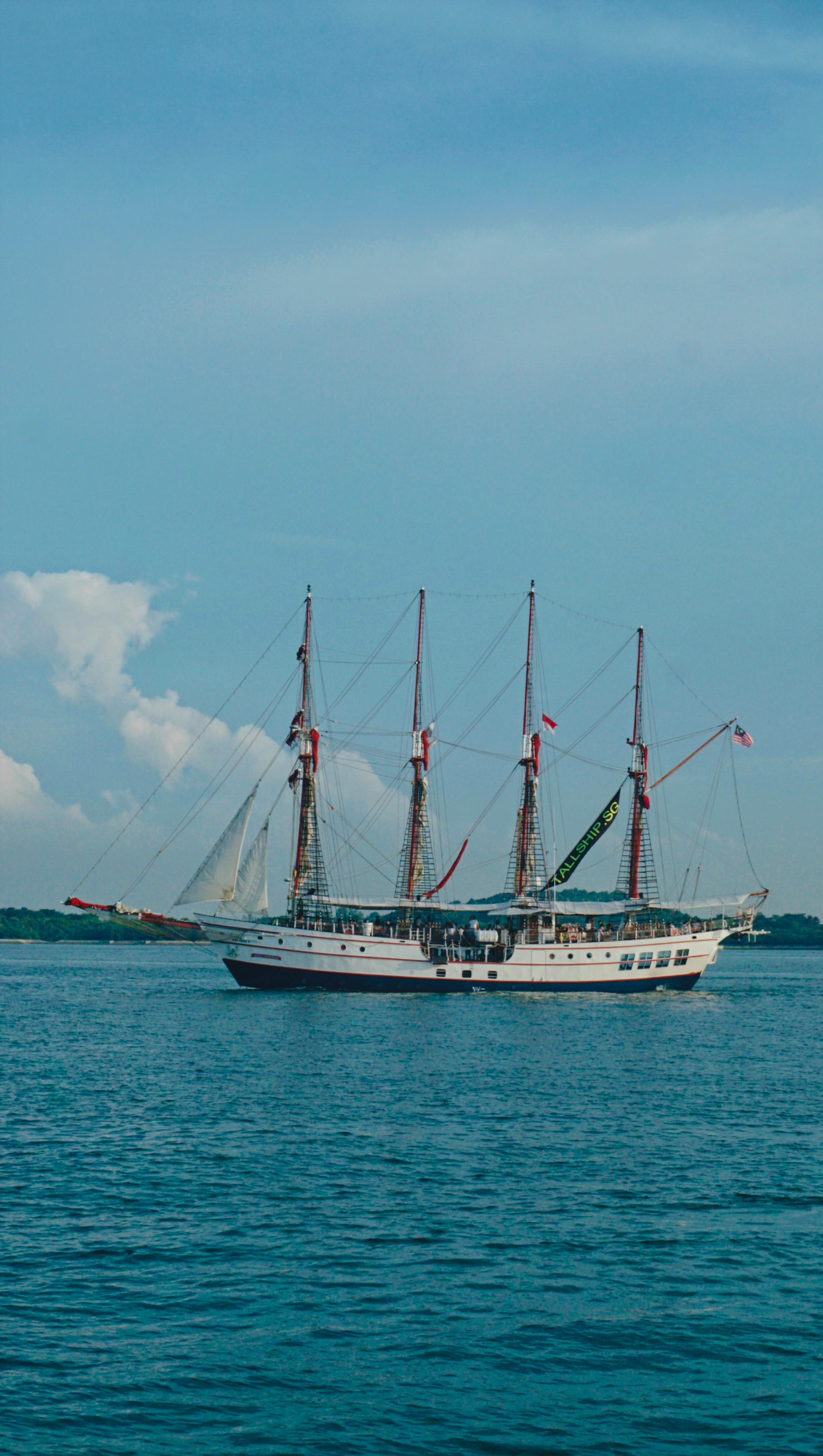 Sinking Ship on the Ocean · Free Stock Photo