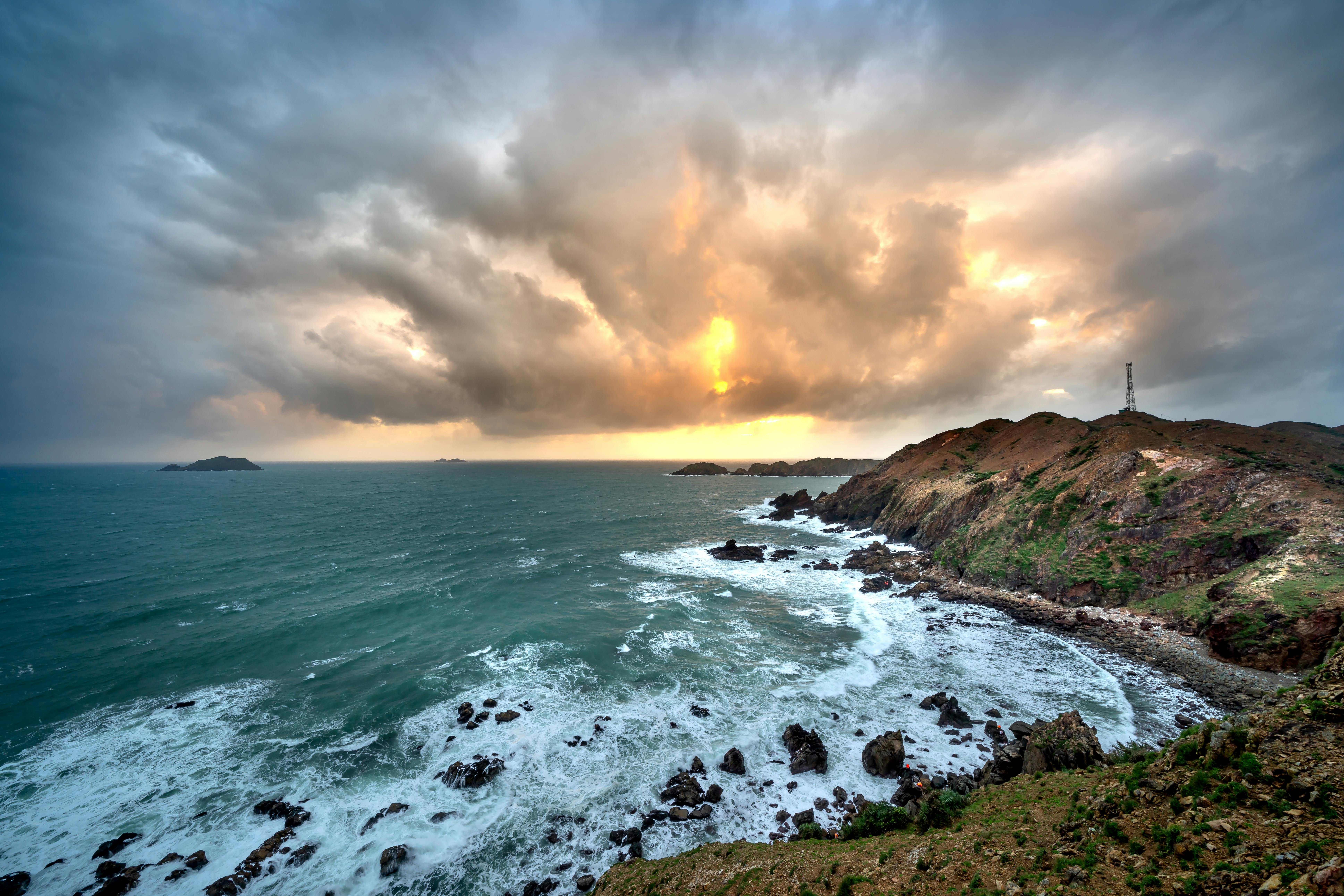 Large Body of Water during Sunset · Free Stock Photo