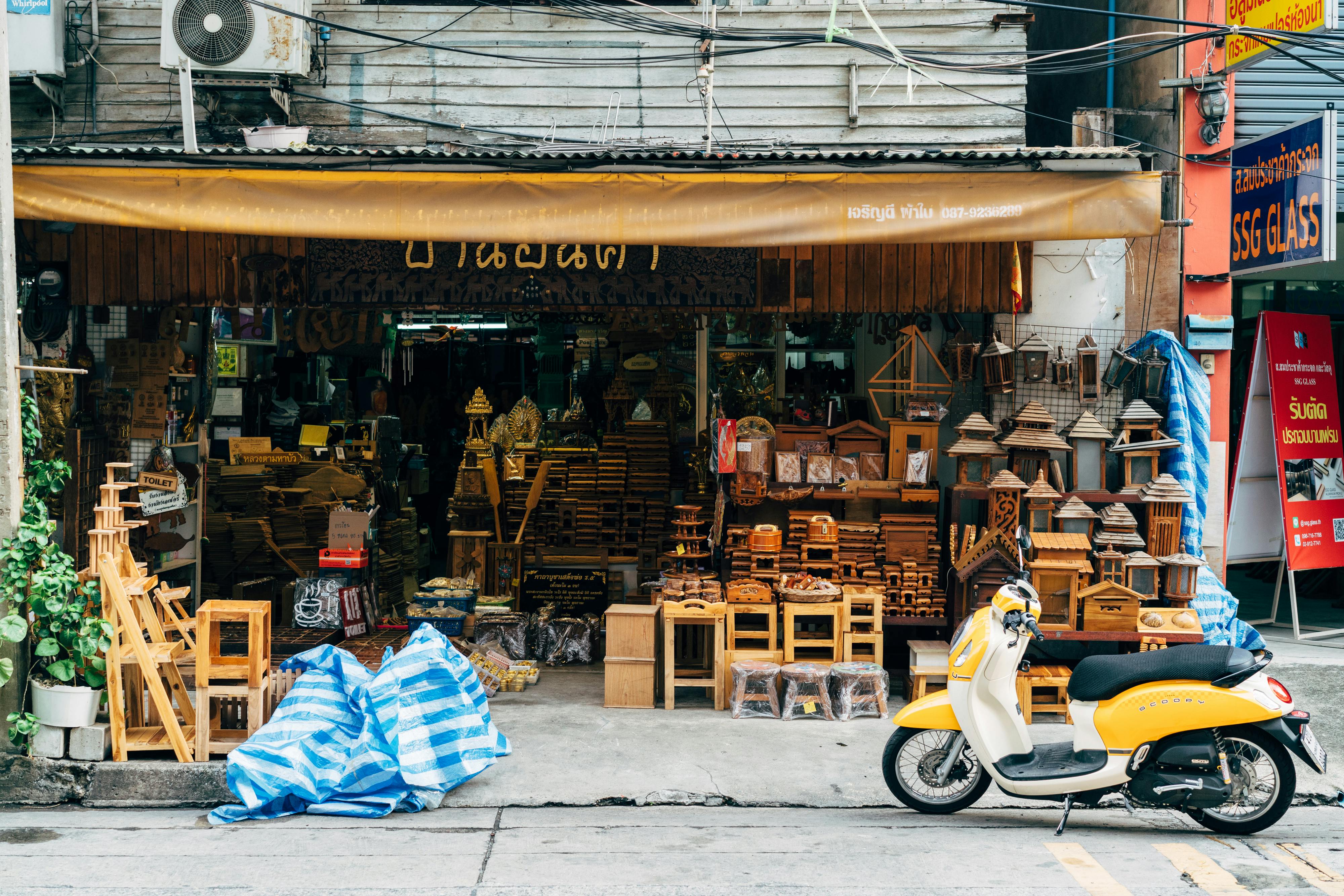Store in Alley in Town · Free Stock Photo