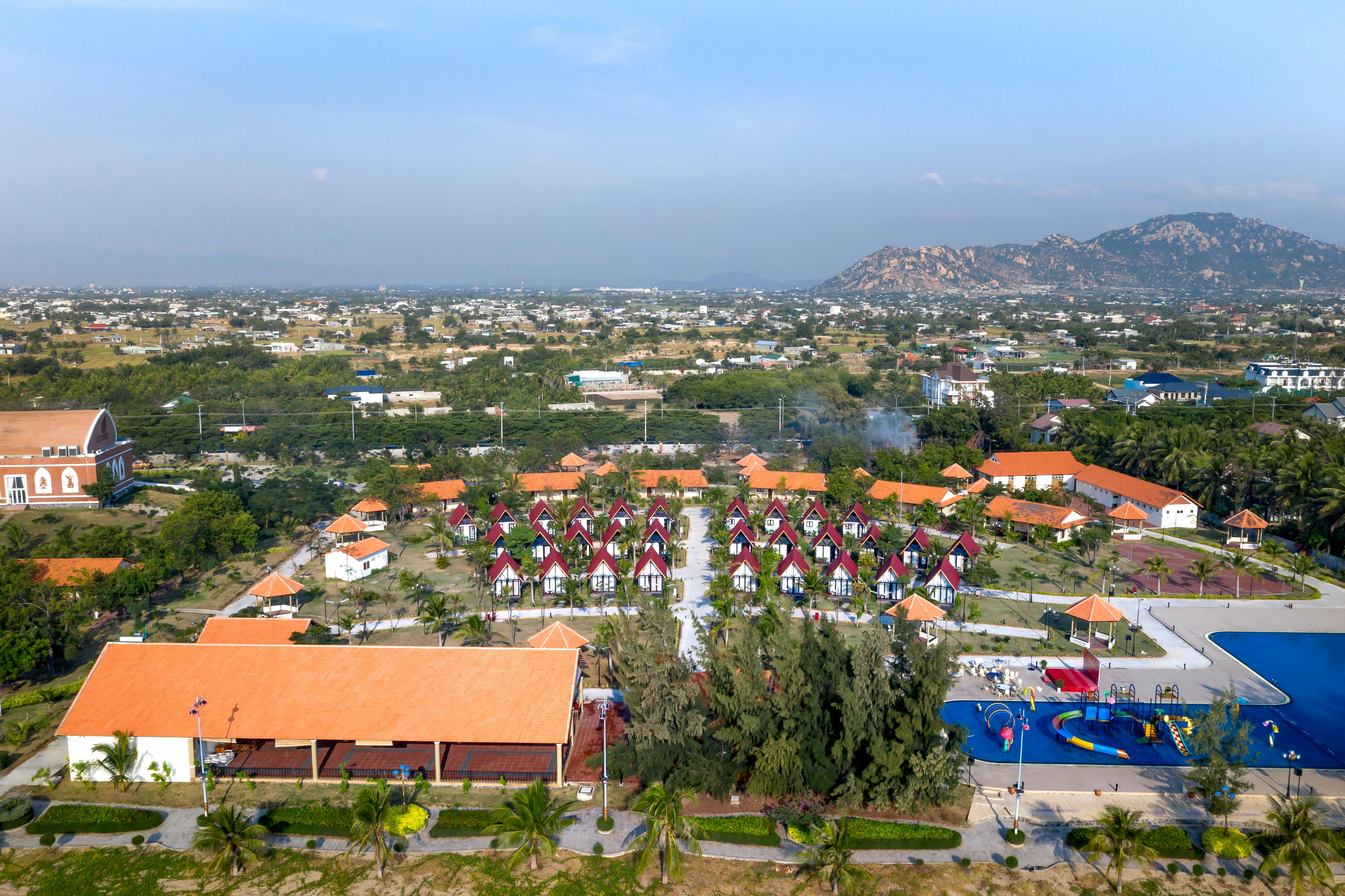 Houses in Valley in Mountains Landscape · Free Stock Photo