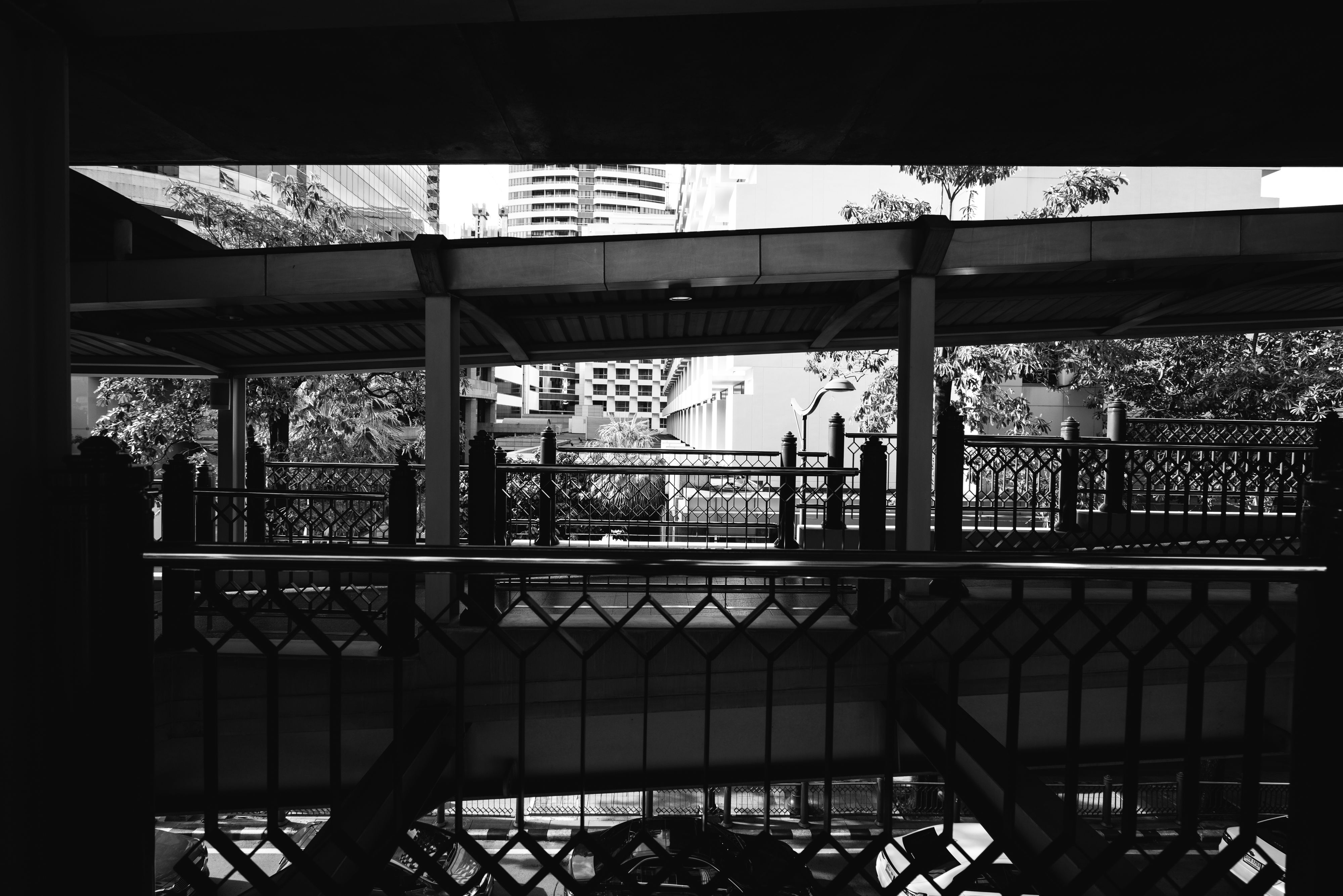Street between Walkways · Free Stock Photo