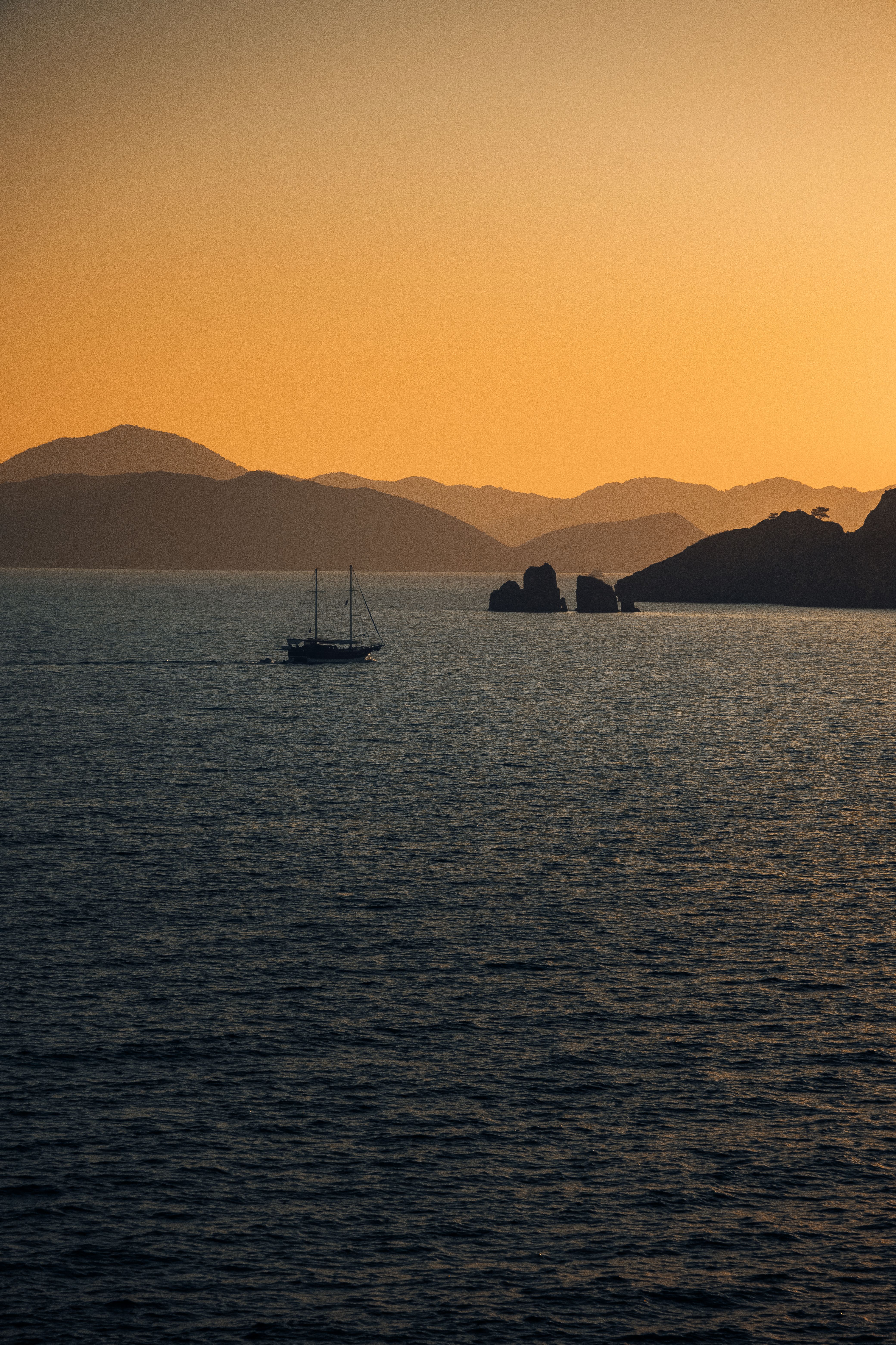 Boat on the Sea Bay at Sunset · Free Stock Photo