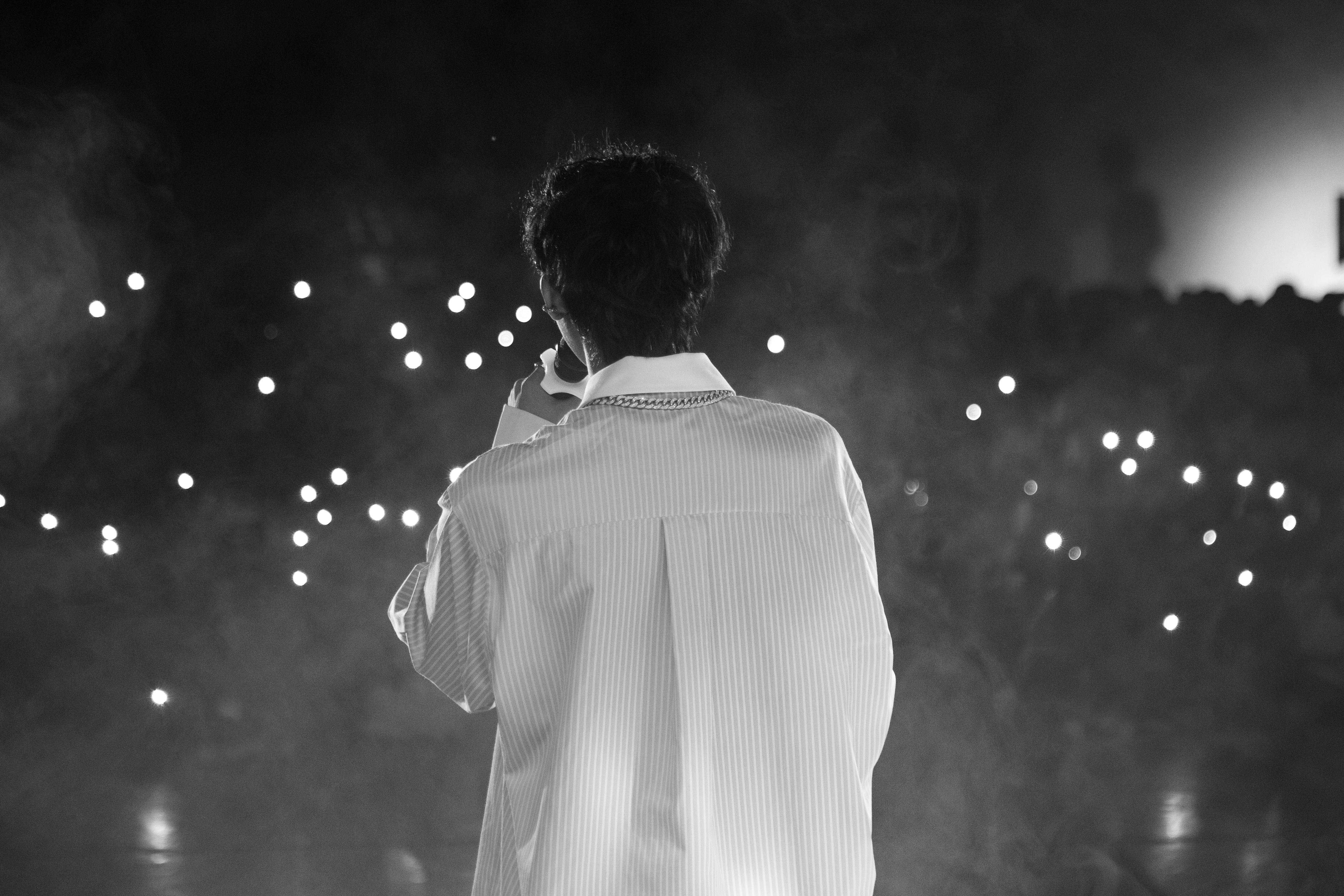 Back View of a Person Wearing Long Sleeves Holding a Microphone · Free ...