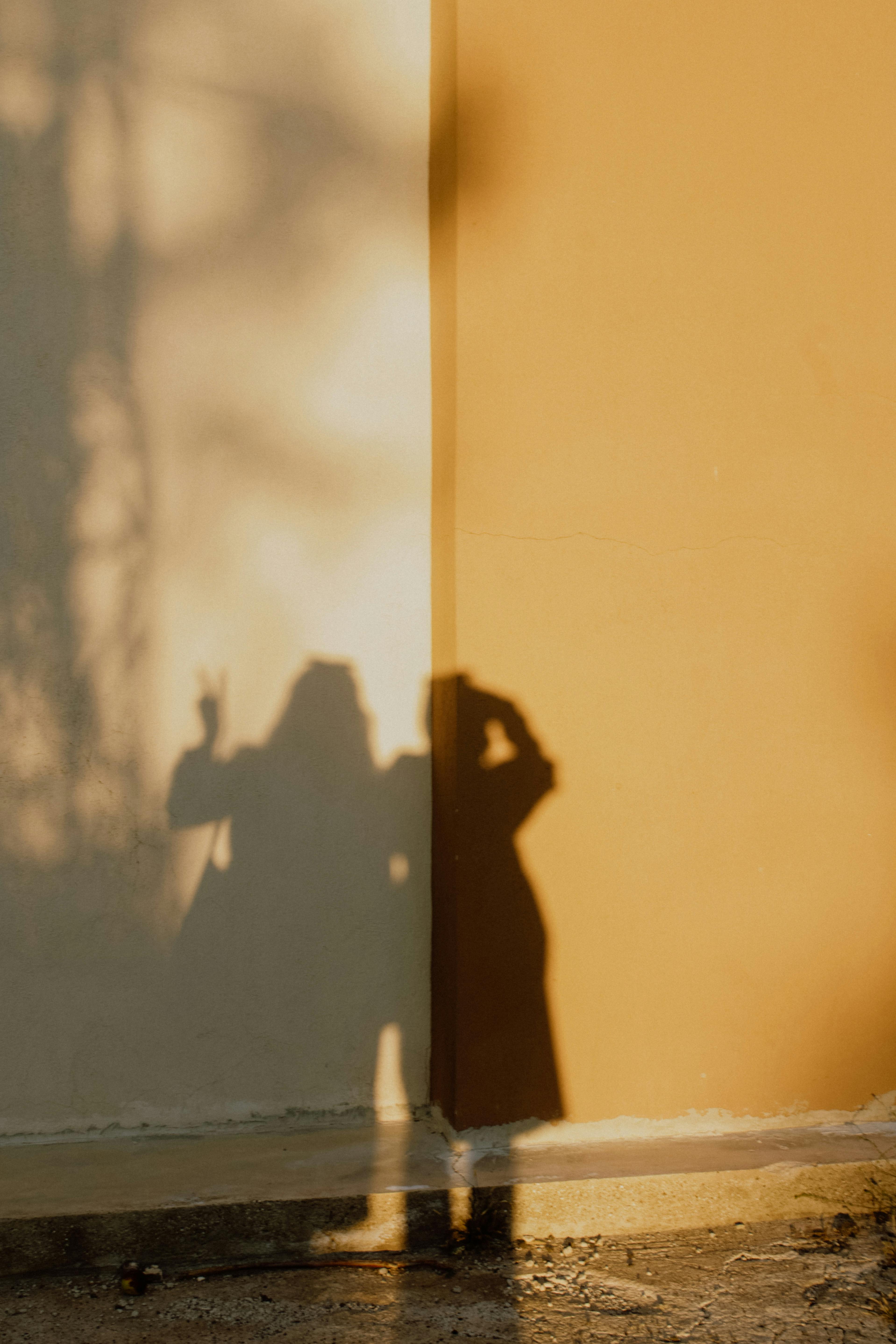 Shadow of People on the Wall · Free Stock Photo