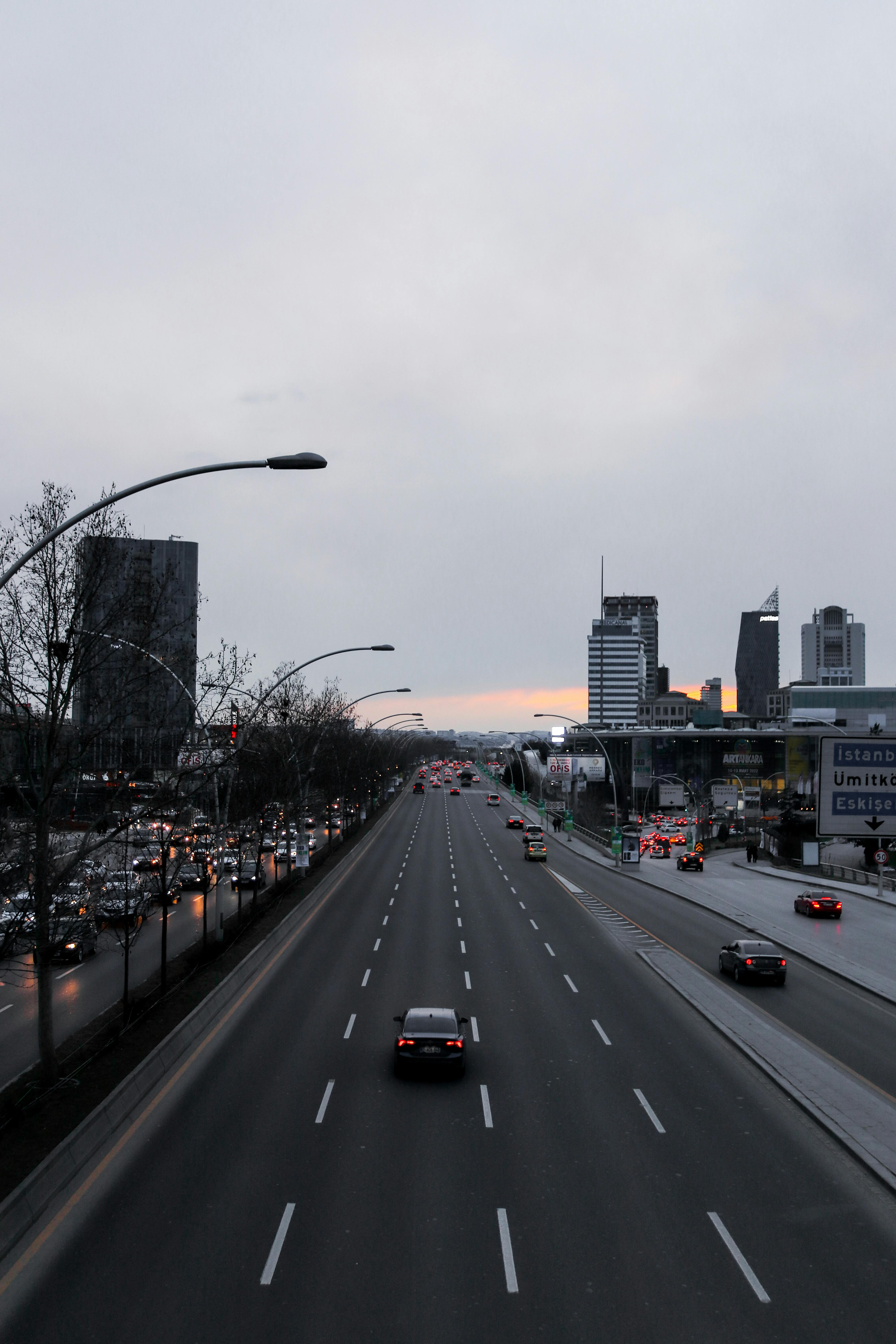 Vehicles Moving on the Road · Free Stock Photo