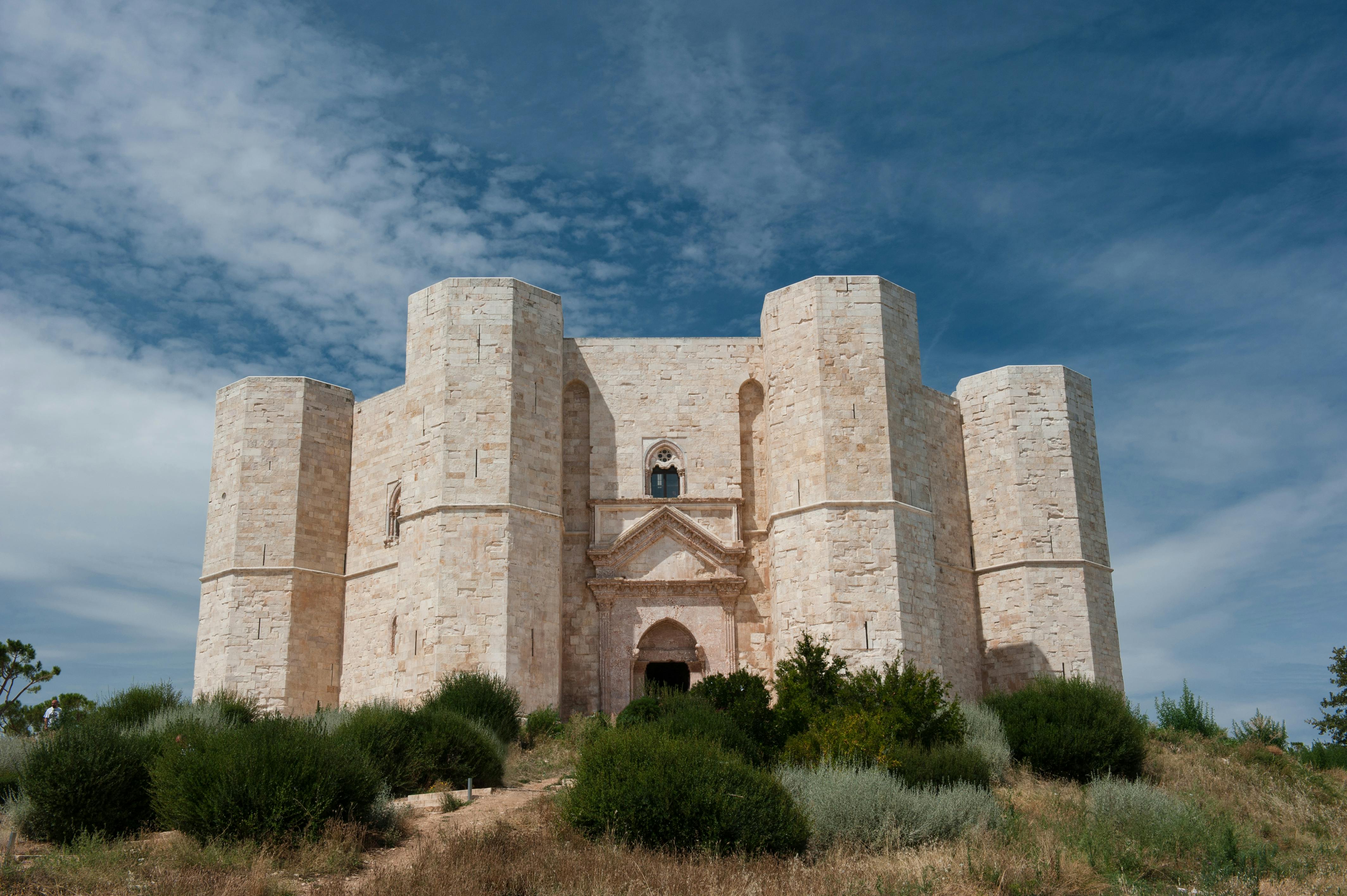 Vista del castello ottagonale, Castel del Monte, in Puglia · Free Stock ...