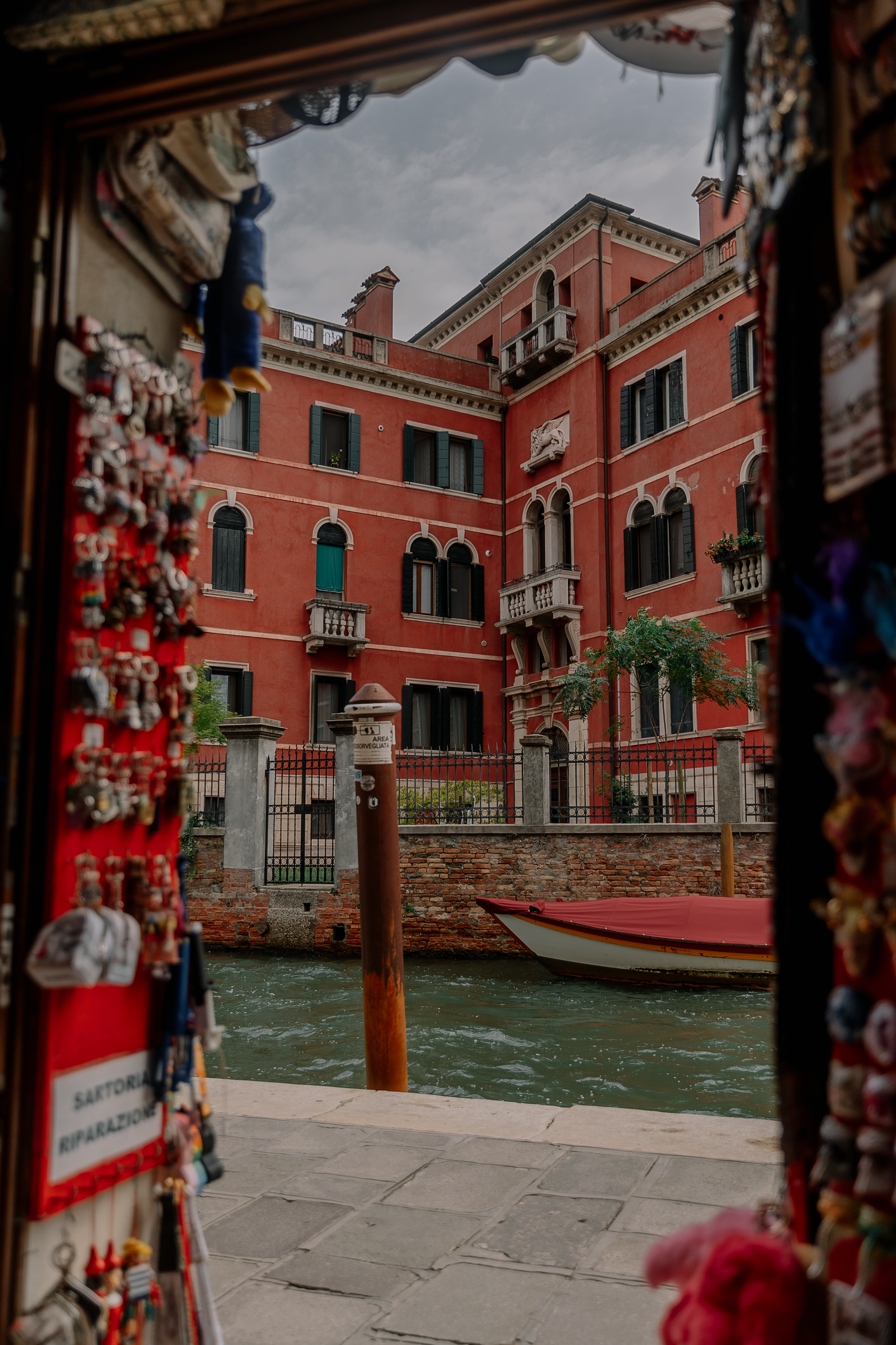 Shop with Souvenirs and a Canal in Venice, Italy · Free Stock Photo