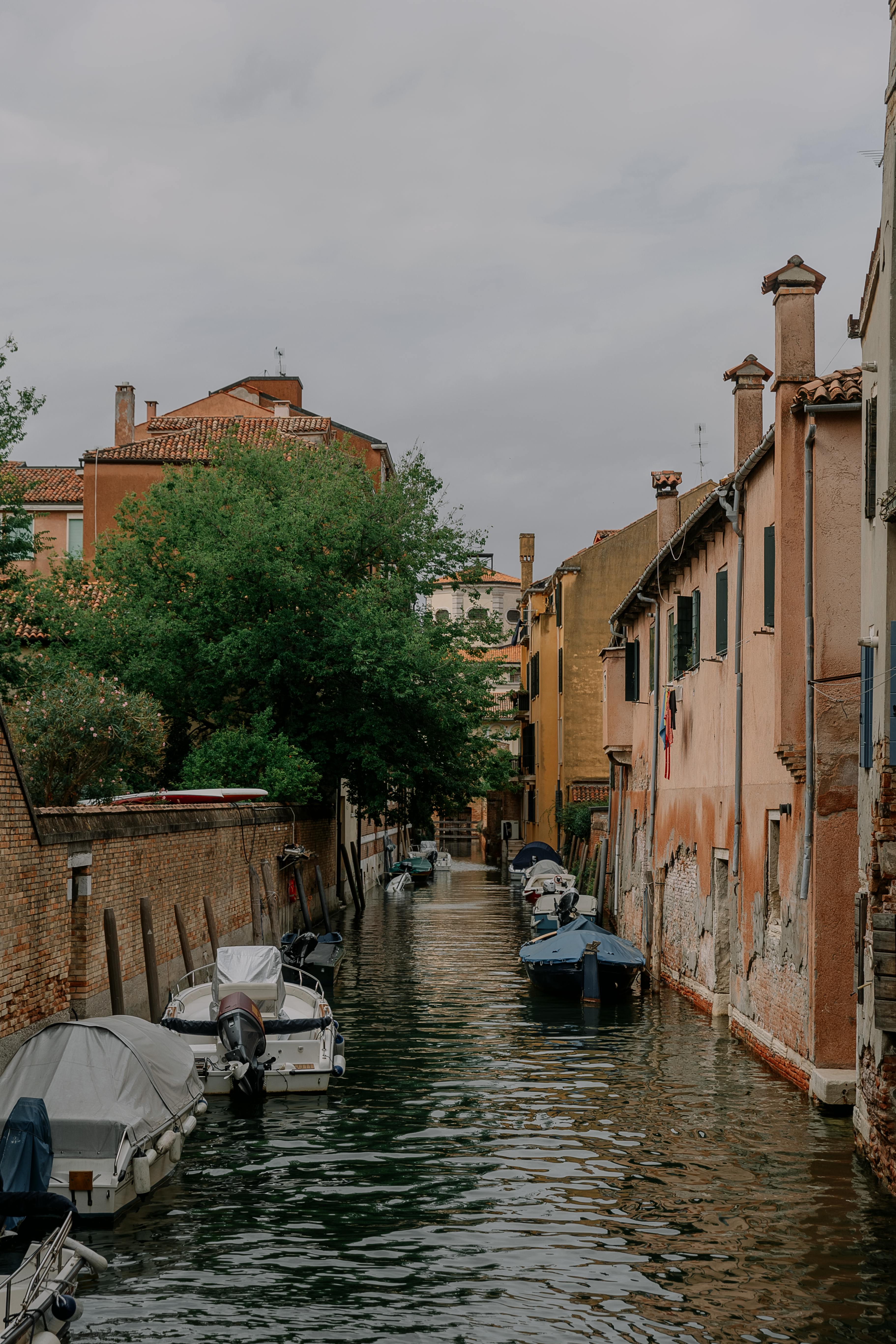 Boat on River Between Buildings · Free Stock Photo