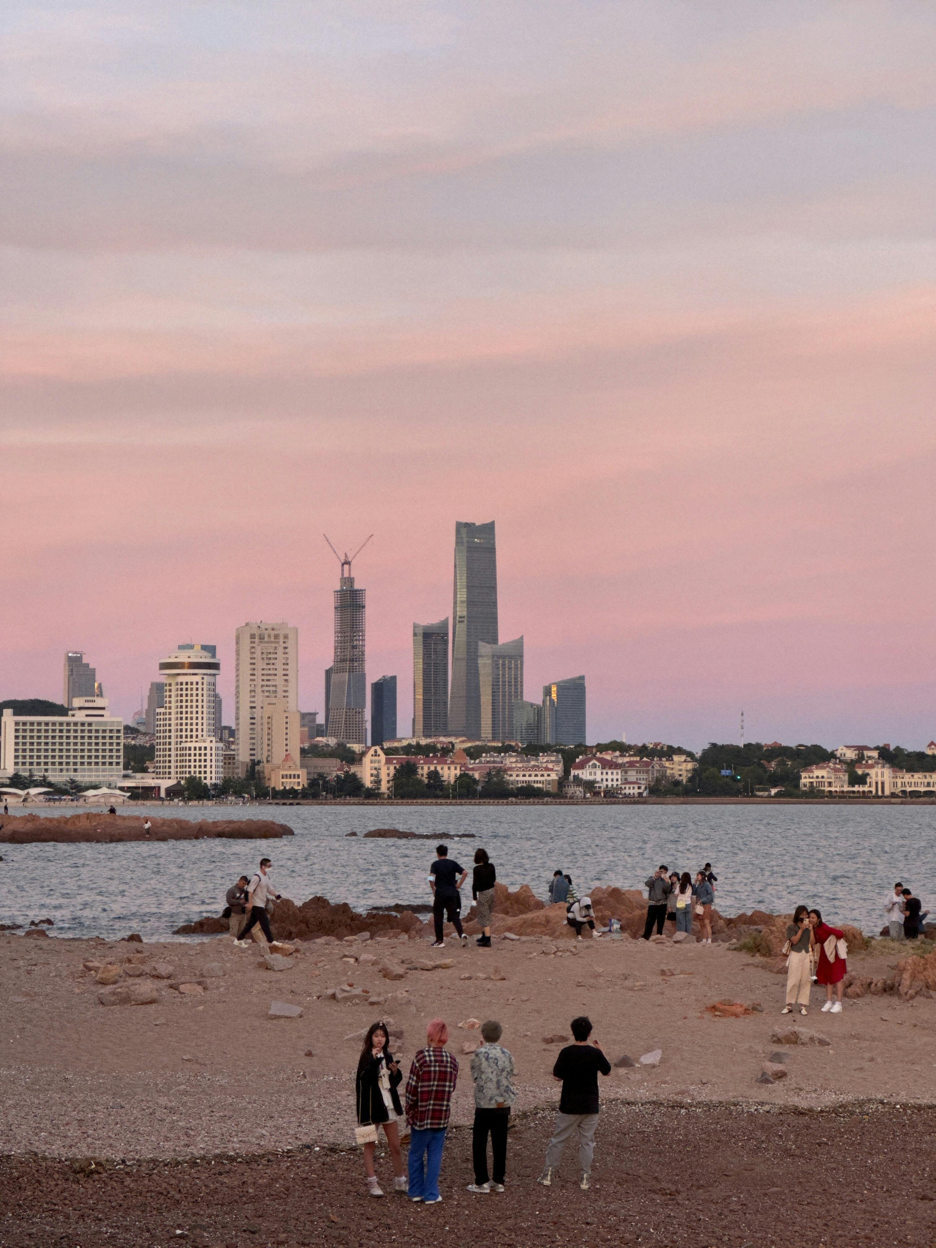 People at the Beach during Dusk · Free Stock Photo