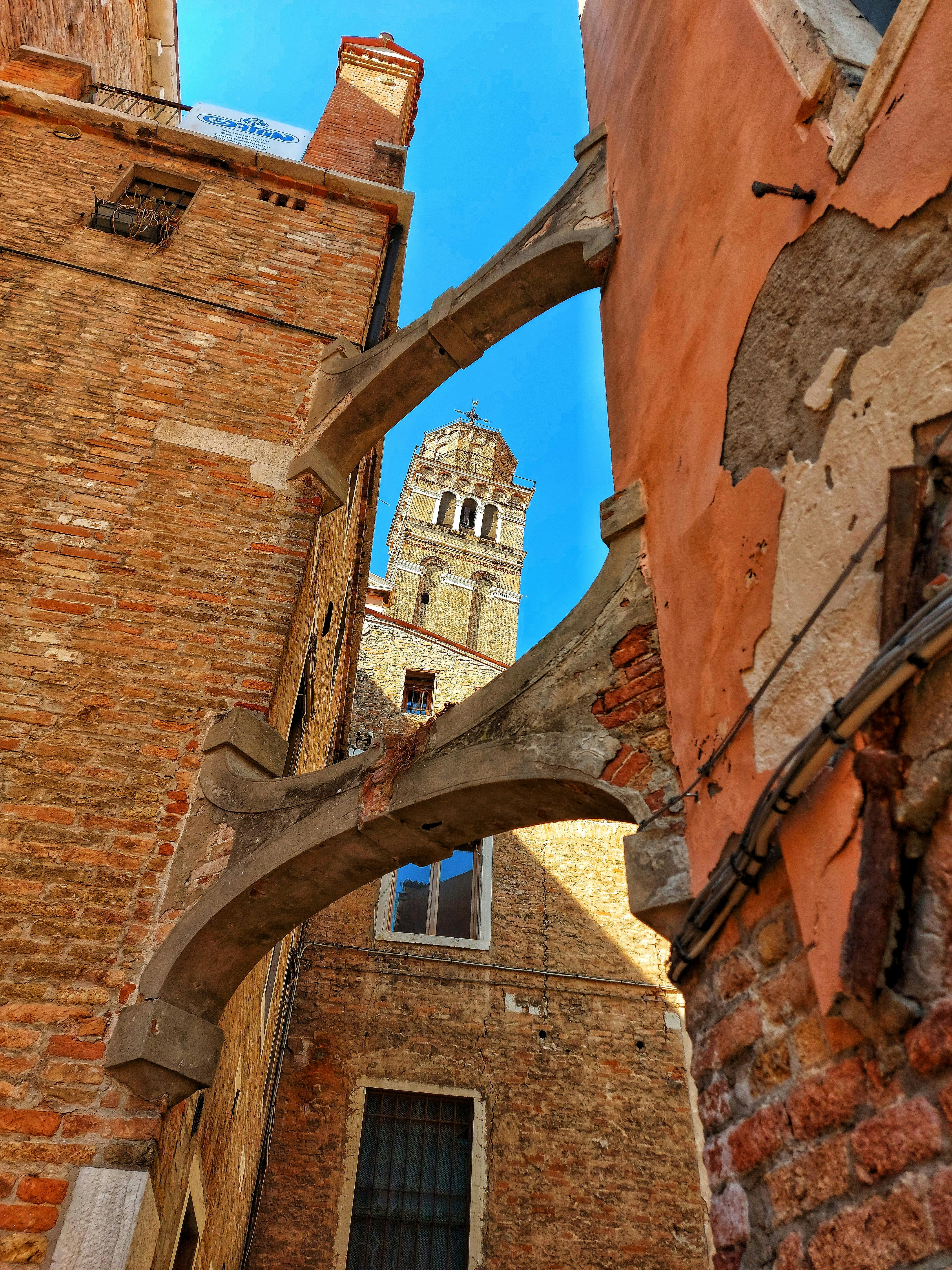 Traditional City Building · Free Stock Photo